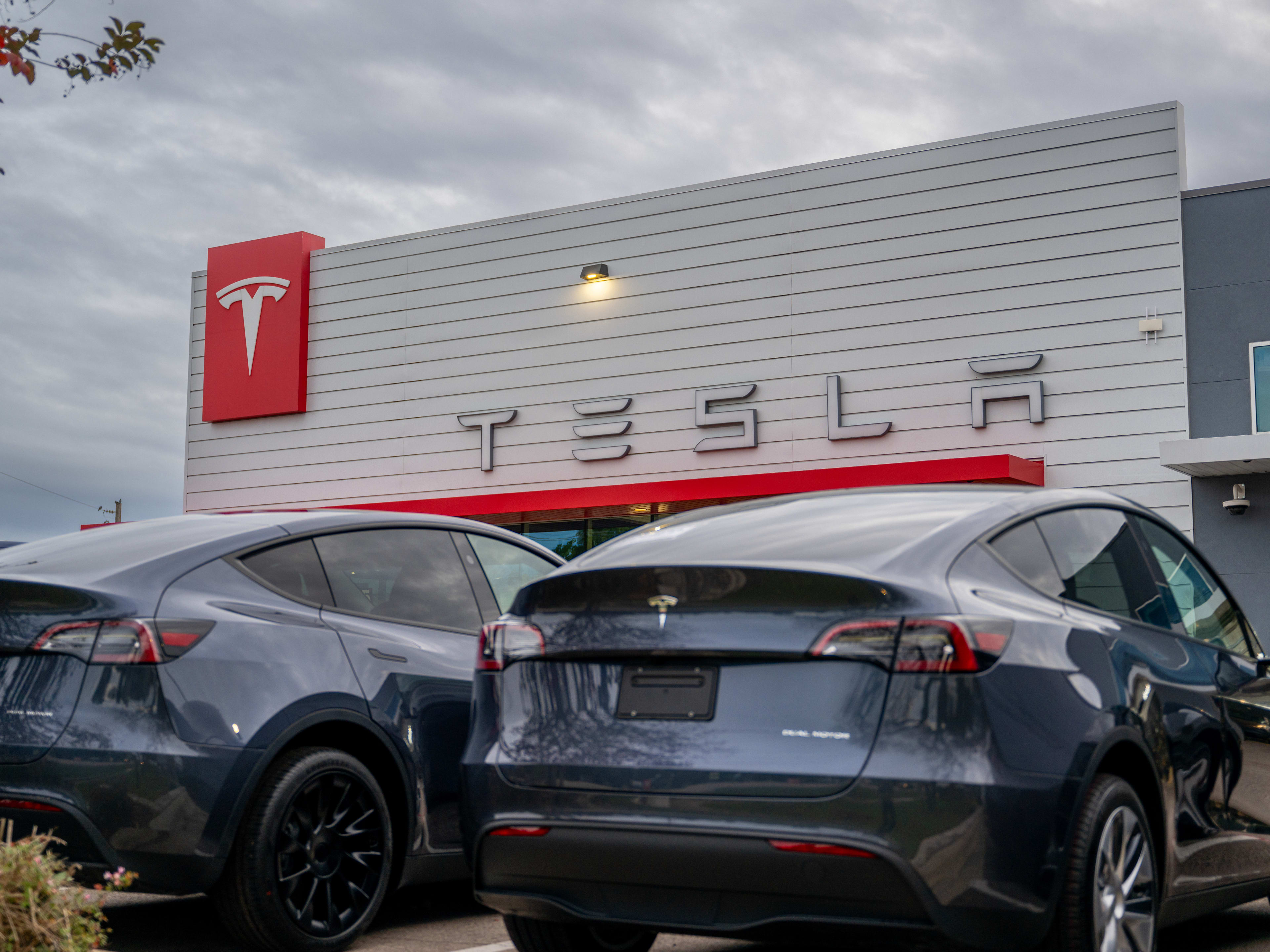 Fatal crashes expose the dangers of Tesla's Autopilot - Autoblog