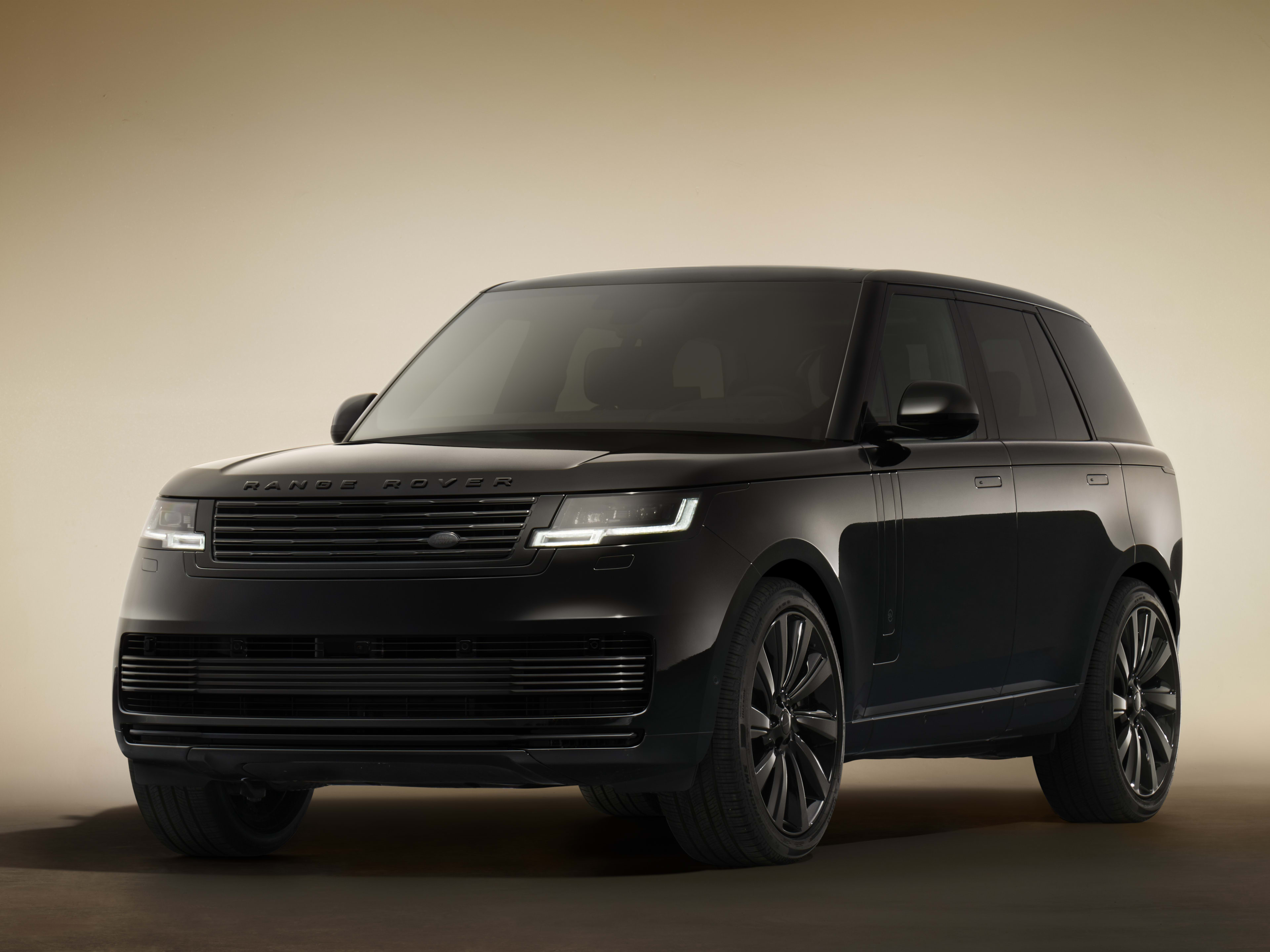 New Range Rover SV Black Is Land Rover’s Baddest Blacked-Out SUV Yet - Autoblog