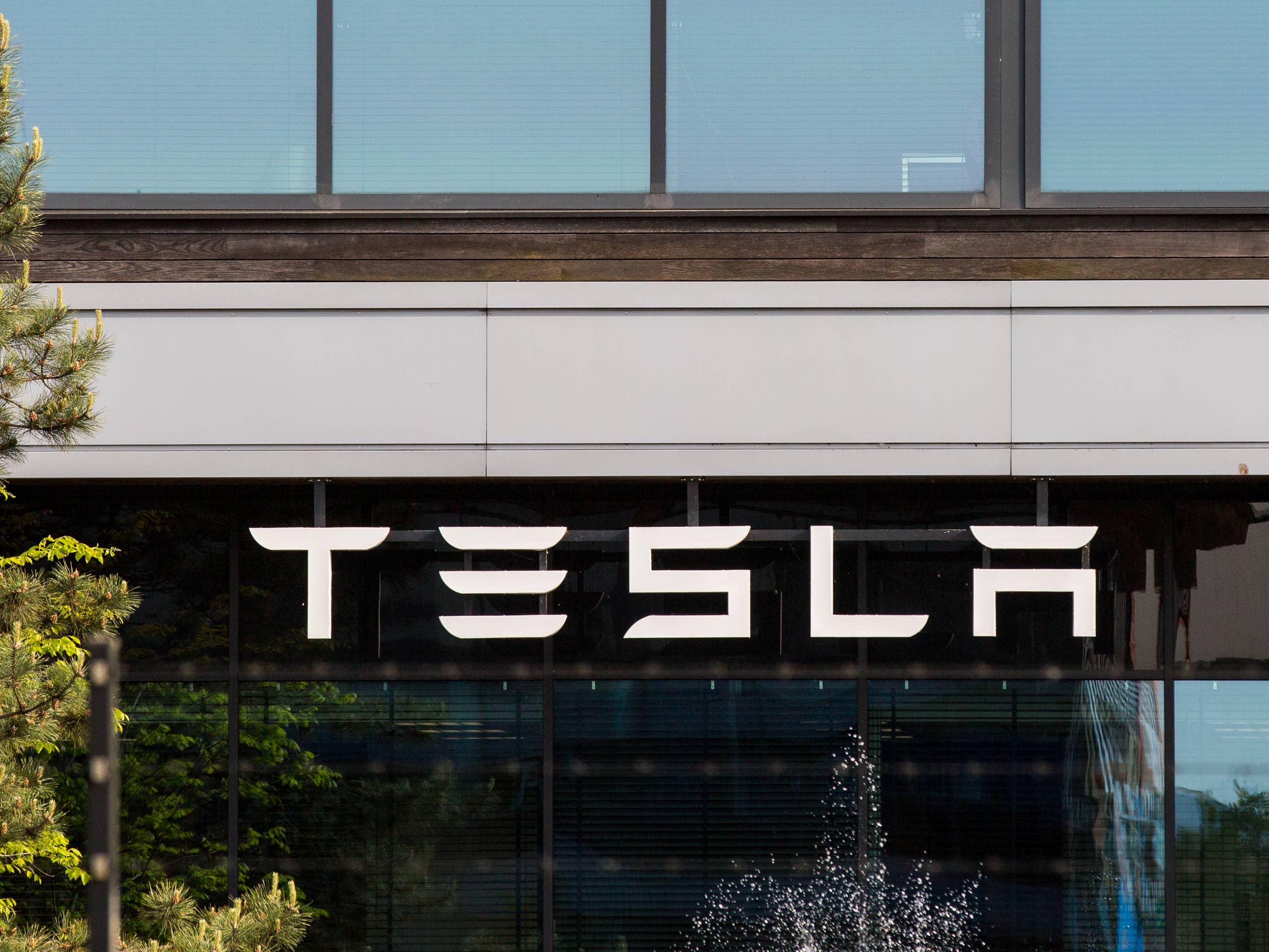 Tesla Halves UK Lease Prices As Sales Collapse And Legal Pressure ...