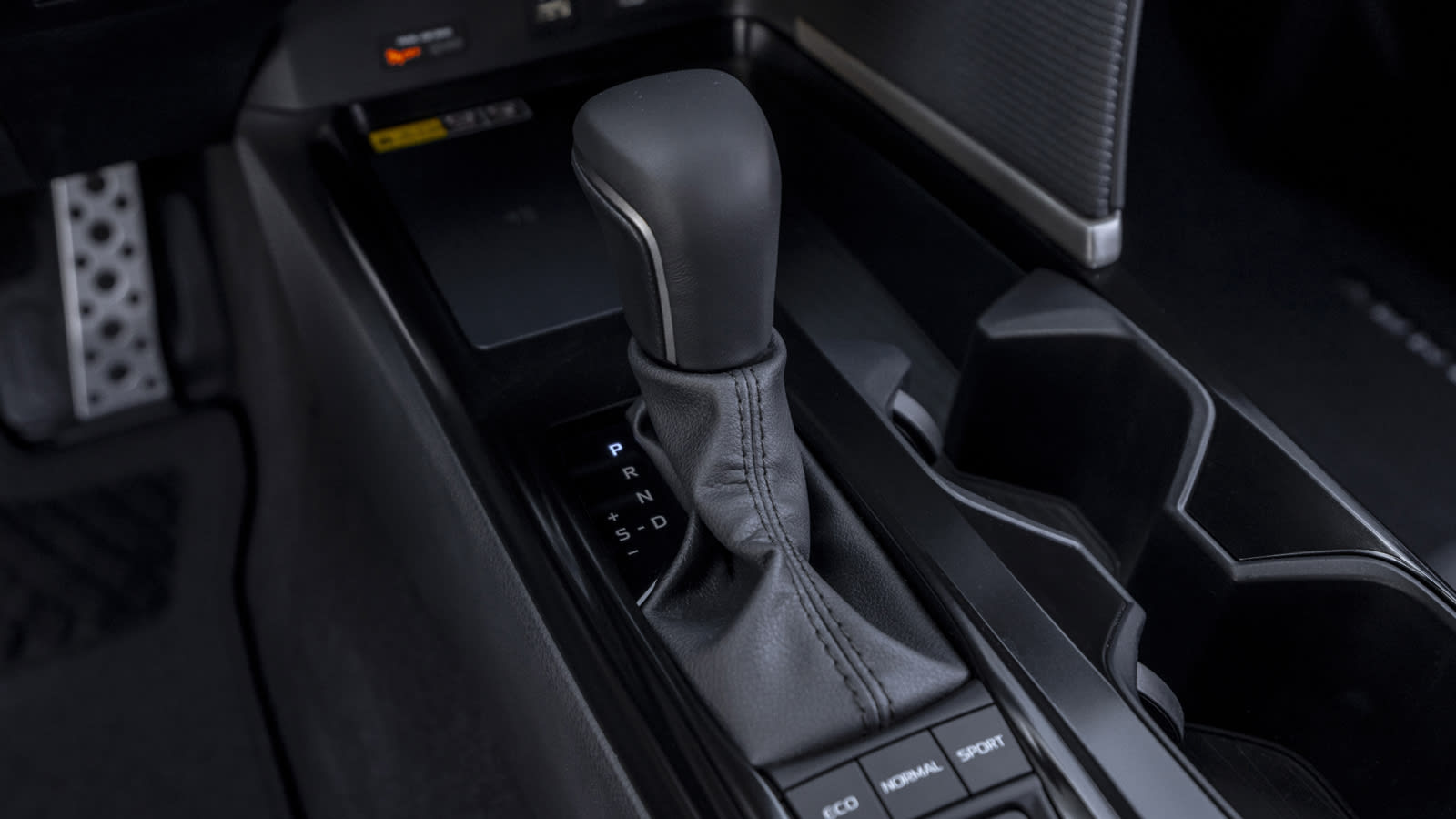 2025 Toyota Camry: The new generation challenges the midsize sedan segment like never before ...