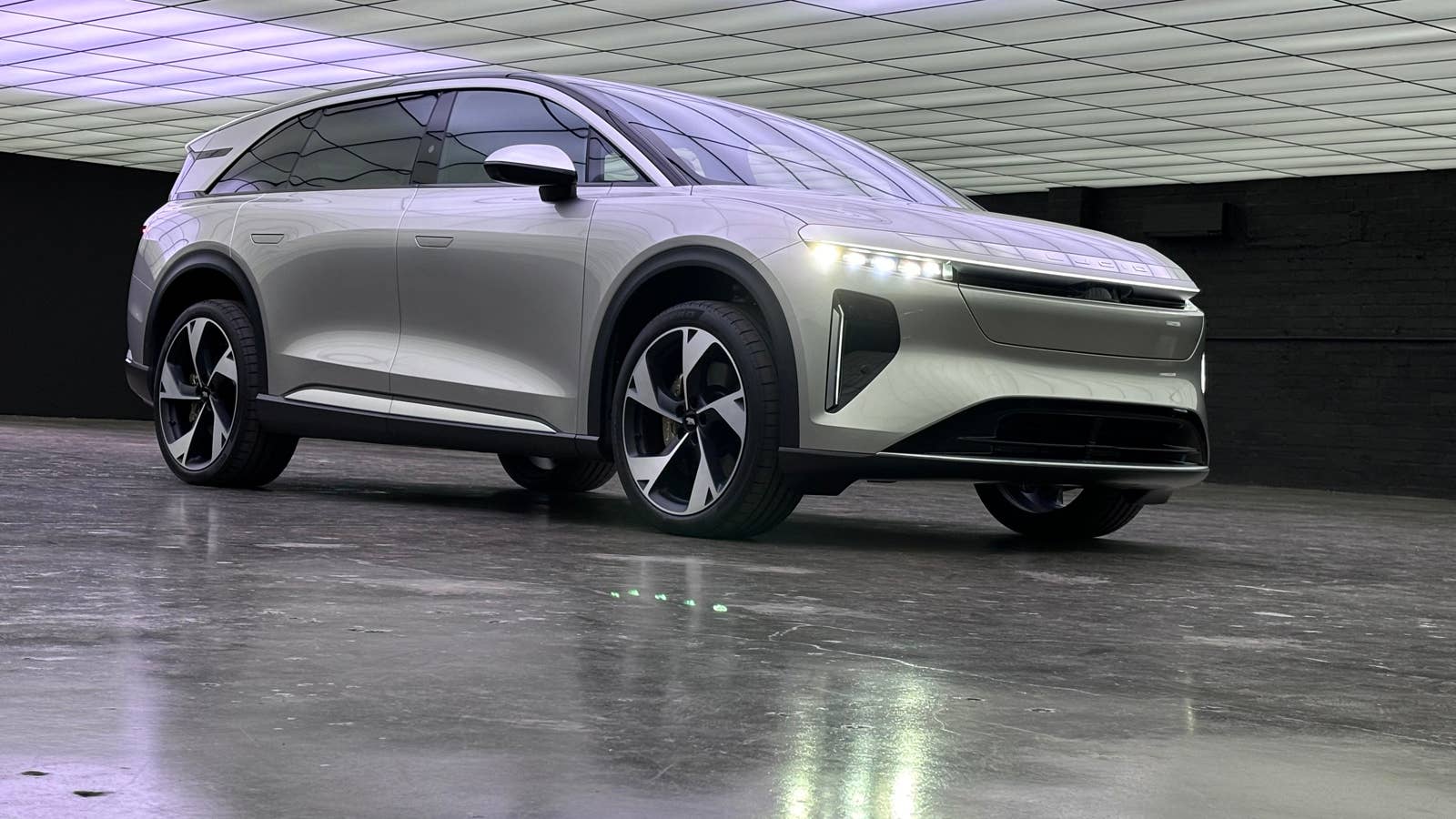 Lucid Gravity Preview: Three-row, family-friendly EV with a 440-plus ...