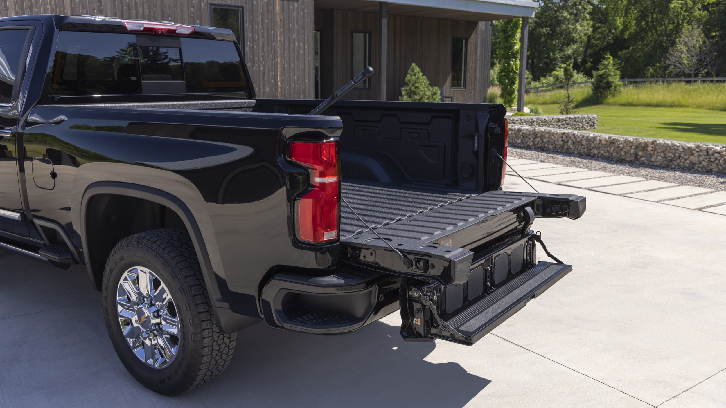 2024 Chevy Silverado HD gets more powerful turbodiesel V8s, nicer ...