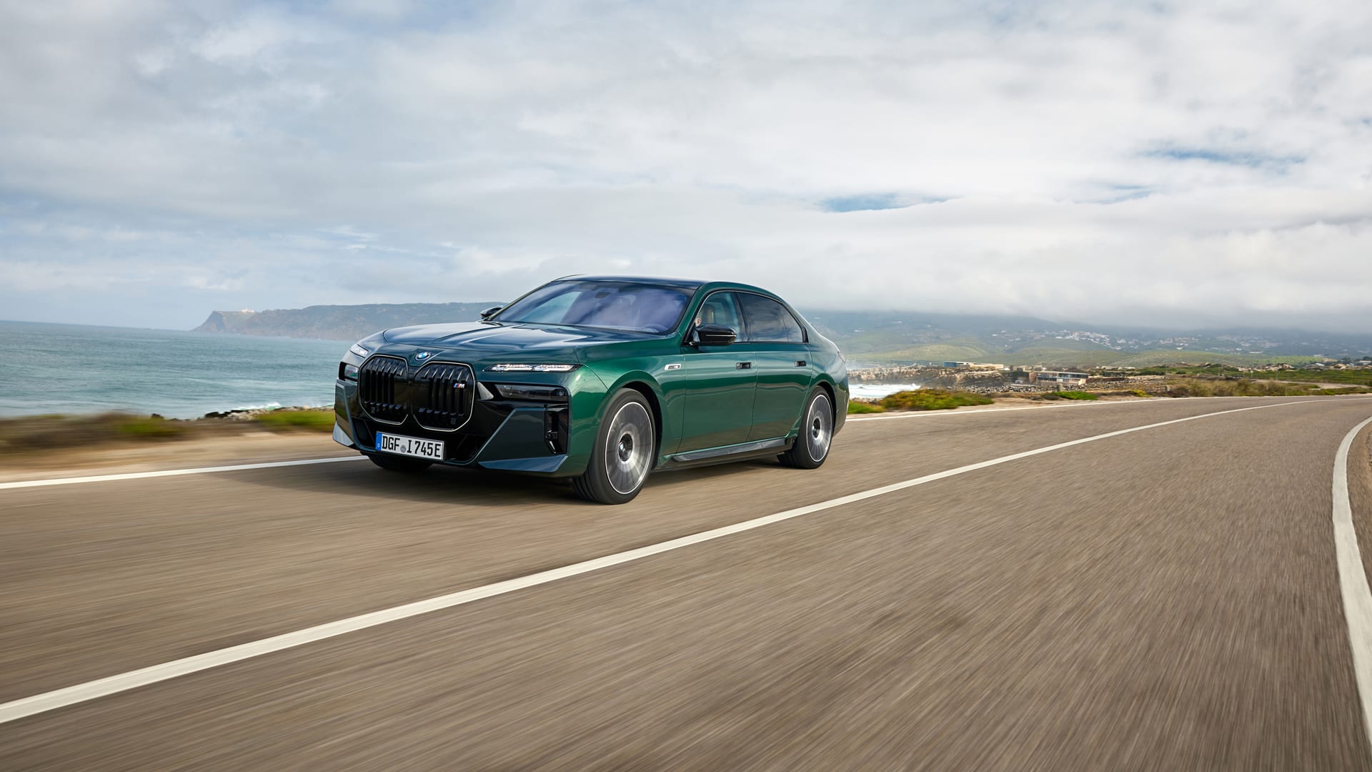 2024 BMW i7 M70 First Drive Review: Are 114 extra horses worth 44,000 ...