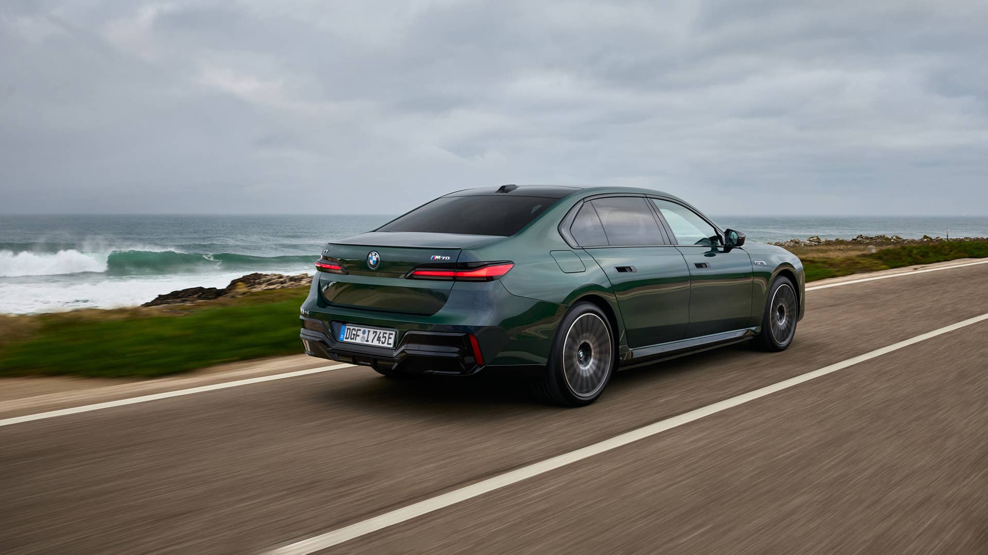 2024 BMW i7 M70 First Drive Review: Are 114 extra horses worth 44,000 ...