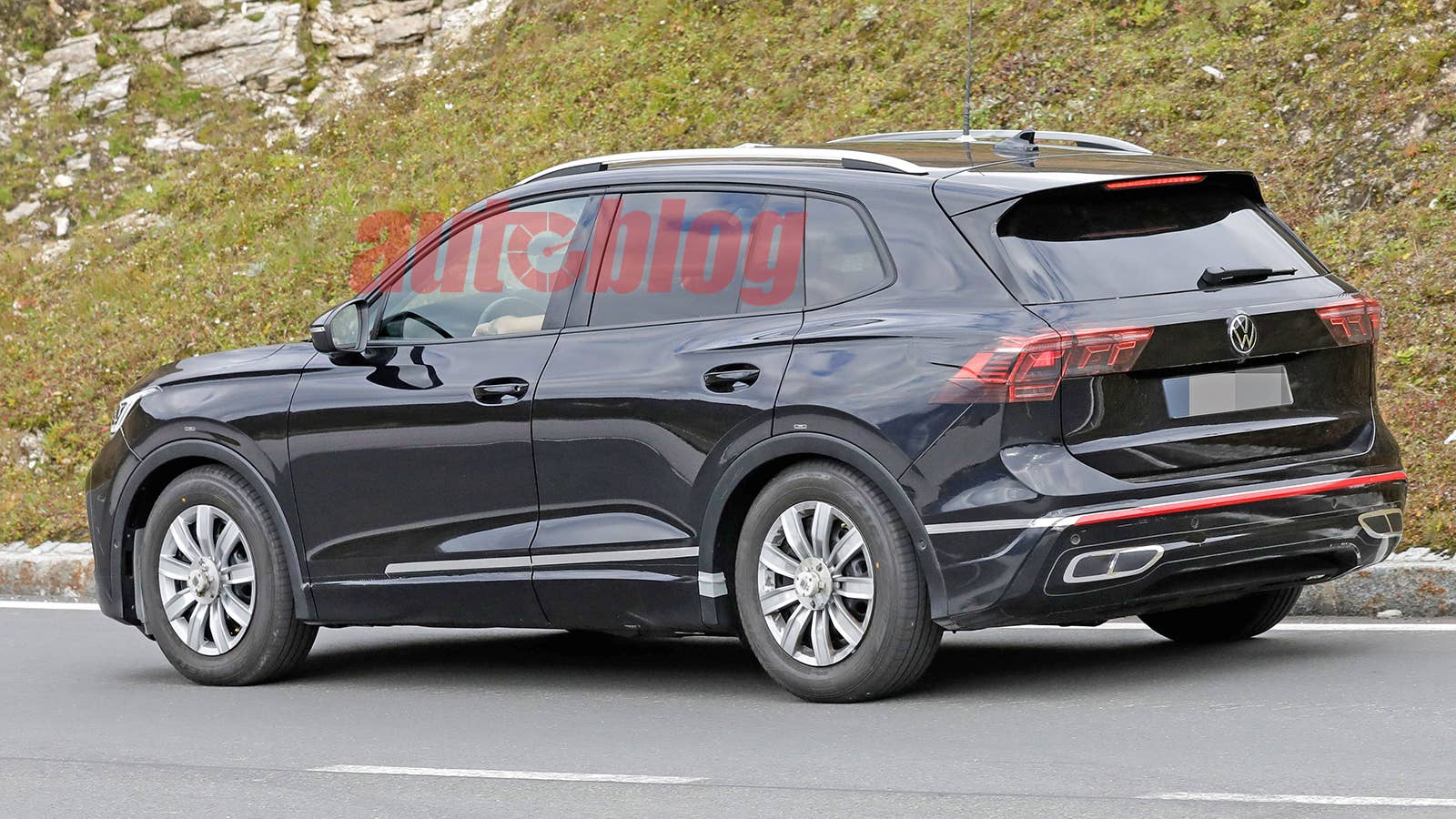 VW Tiguan next-generation spy photos show Golf-inspired look - Autoblog