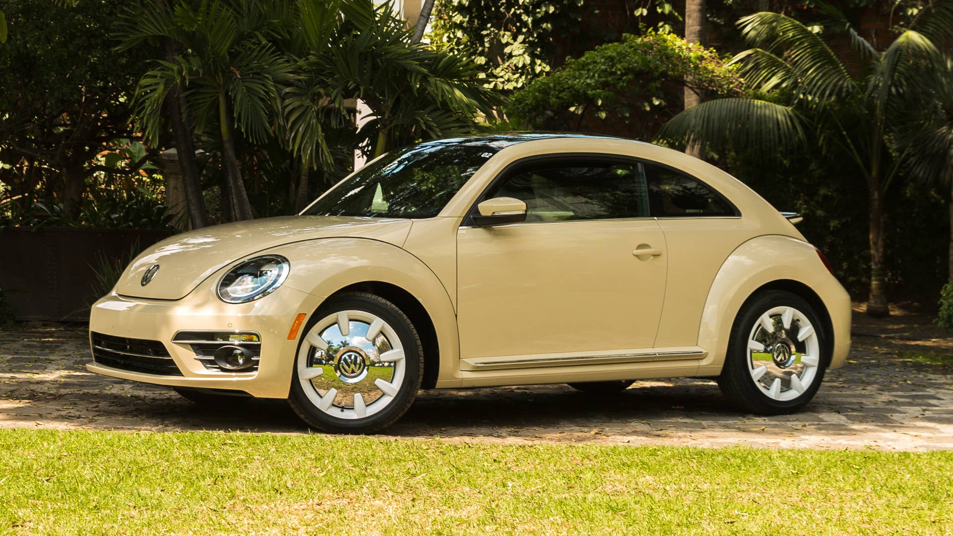 2019 VW Beetle Final Edition Review | A car out of time in more ways ...