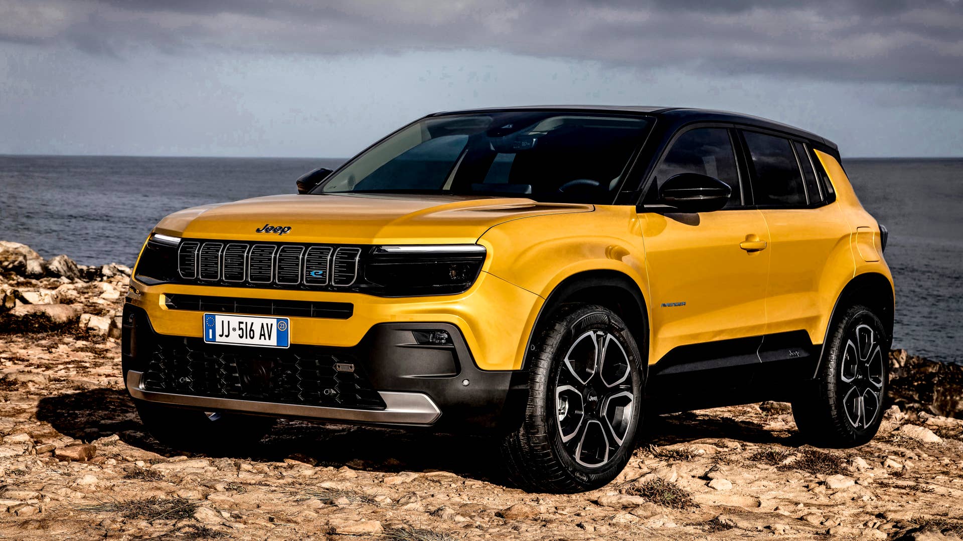 Jeep Avenger EV revealed at Paris Motor Show with FWD and 249 miles of ...
