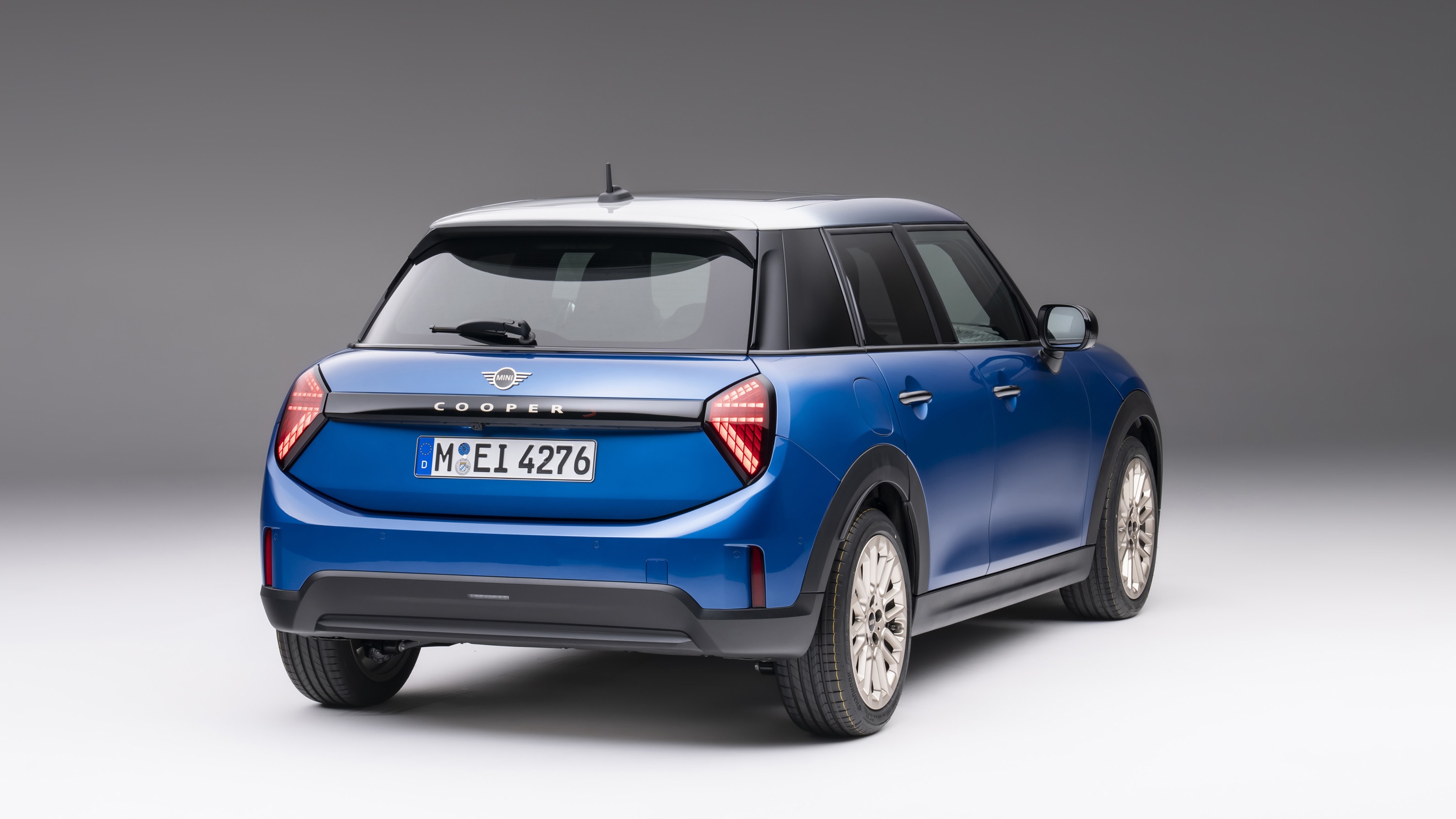 2025 Mini Cooper four-door makes more room for the people in the back ...