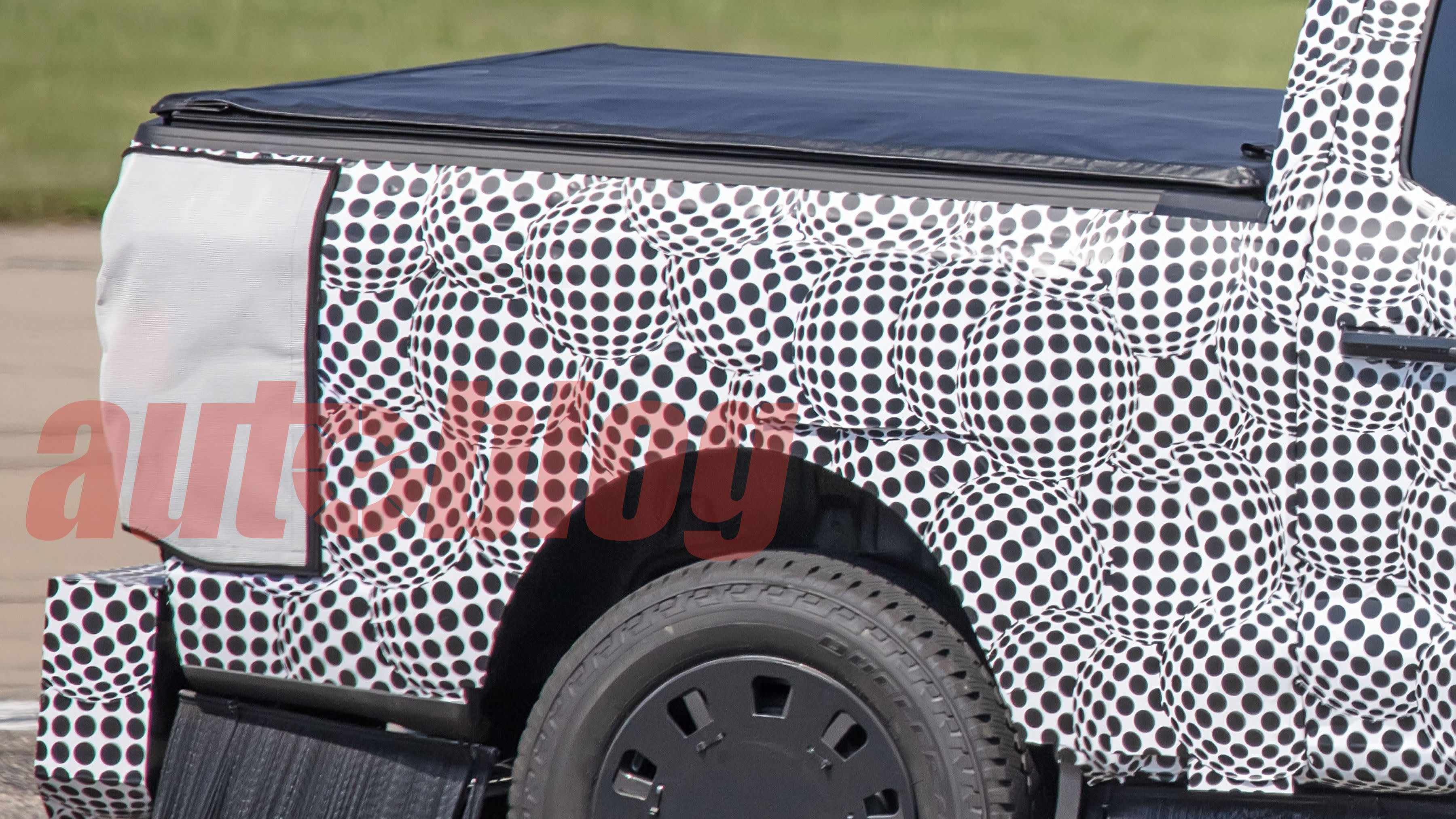 Spy photos: Ford testing heavier-duty F-150 Lightning EV with hub ...