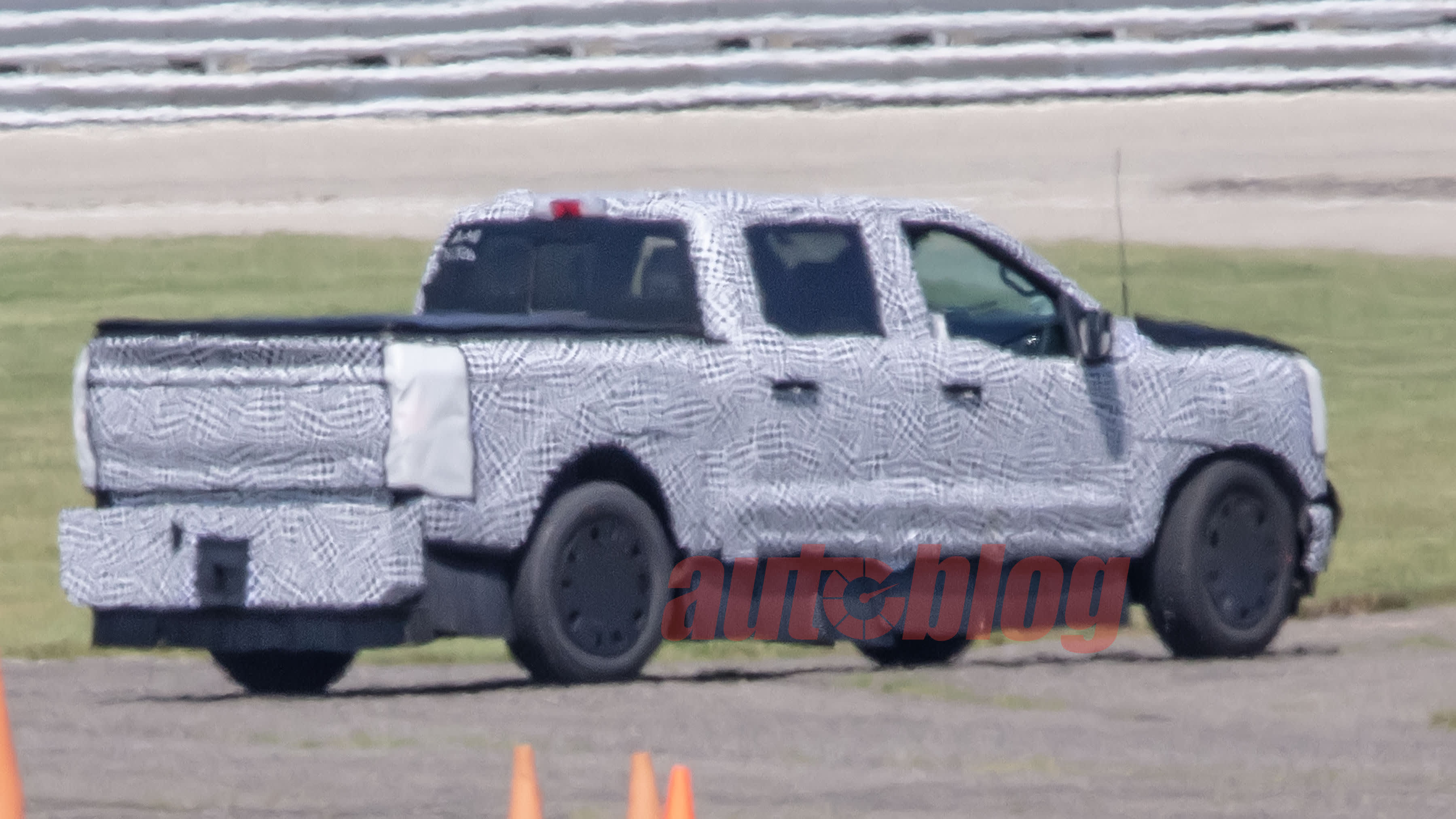 Spy photos: Ford testing heavier-duty F-150 Lightning EV with hub ...