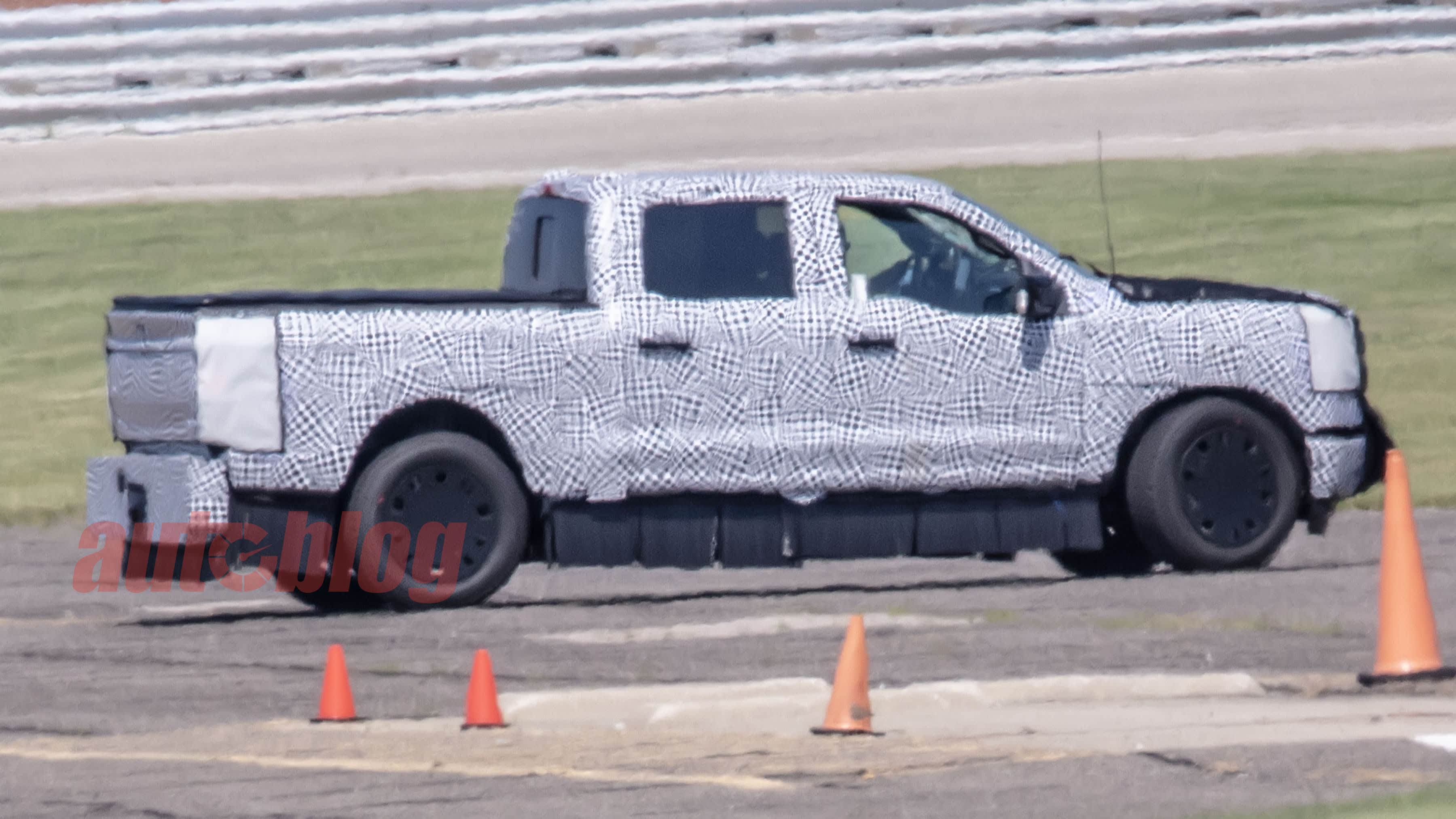 Spy photos: Ford testing heavier-duty F-150 Lightning EV with hub ...