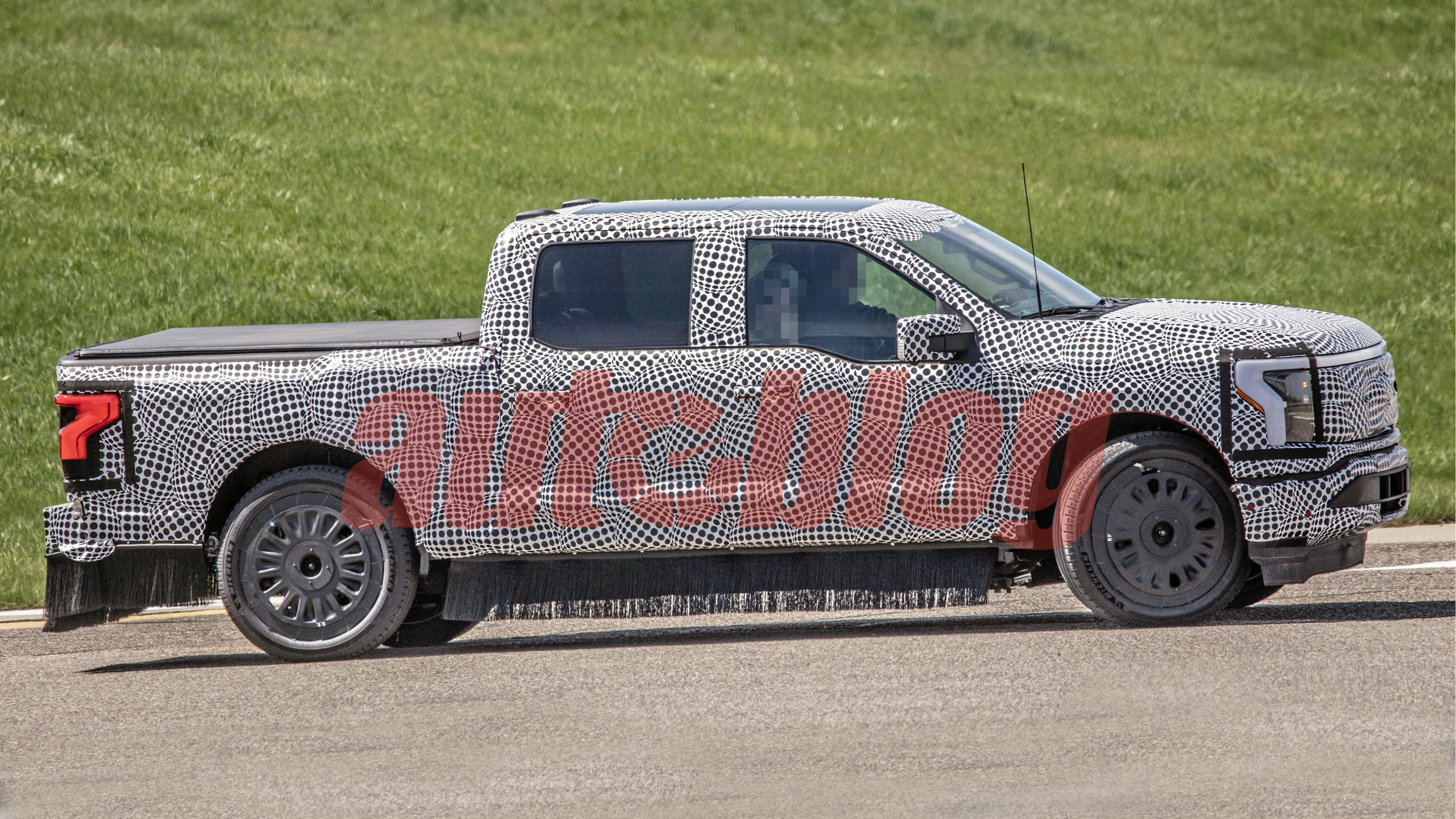 Spy photos: Ford testing heavier-duty F-150 Lightning EV with hub ...