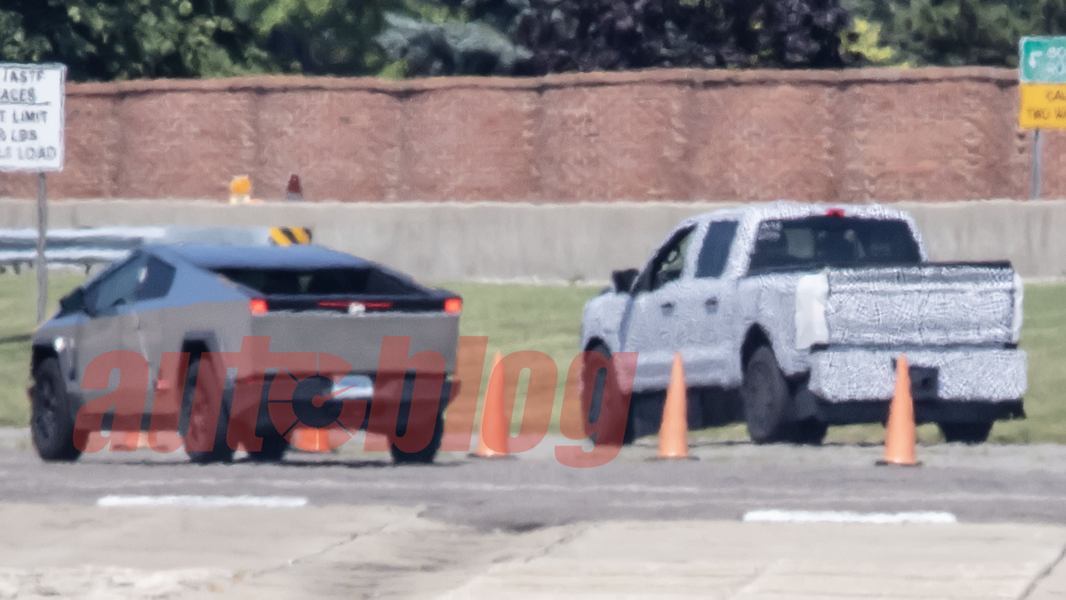 Spy photos: Ford testing heavier-duty F-150 Lightning EV with hub ...
