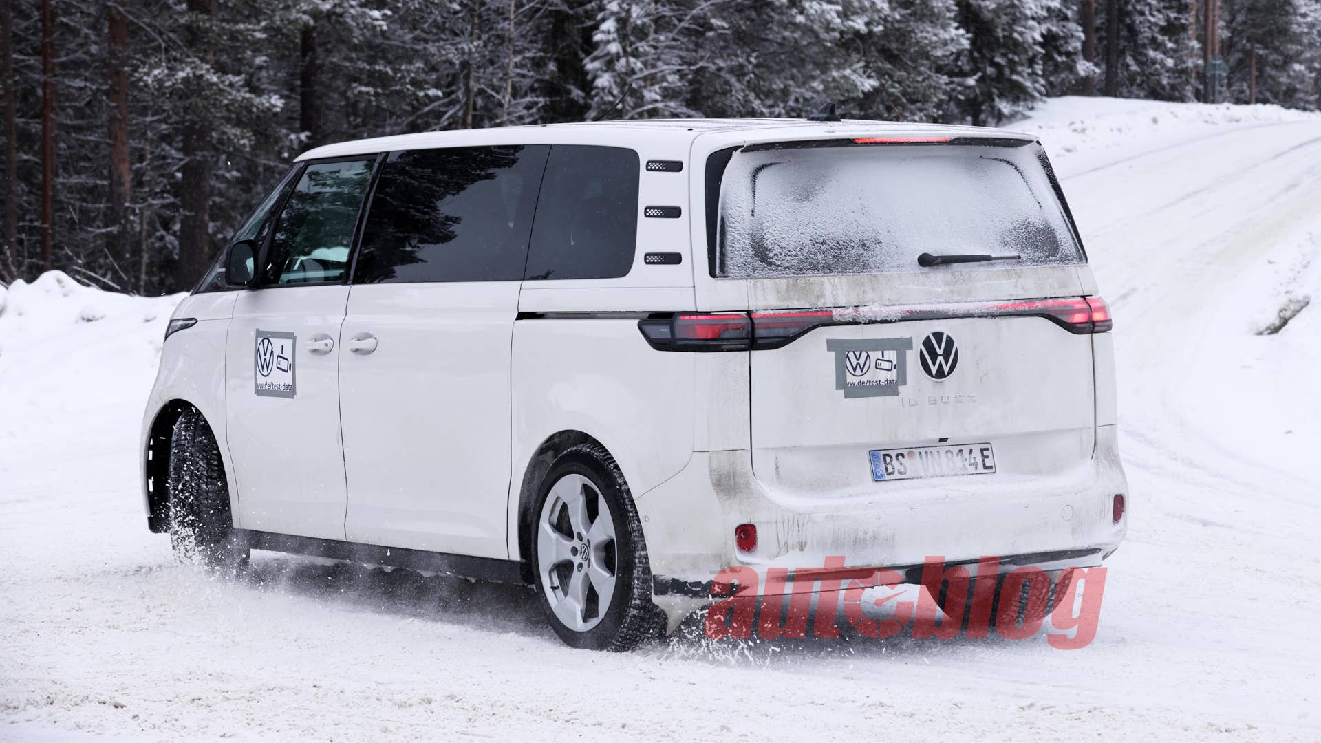 Long-wheelbase VW ID.Buzz caught undisguised in new spy photos - Autoblog