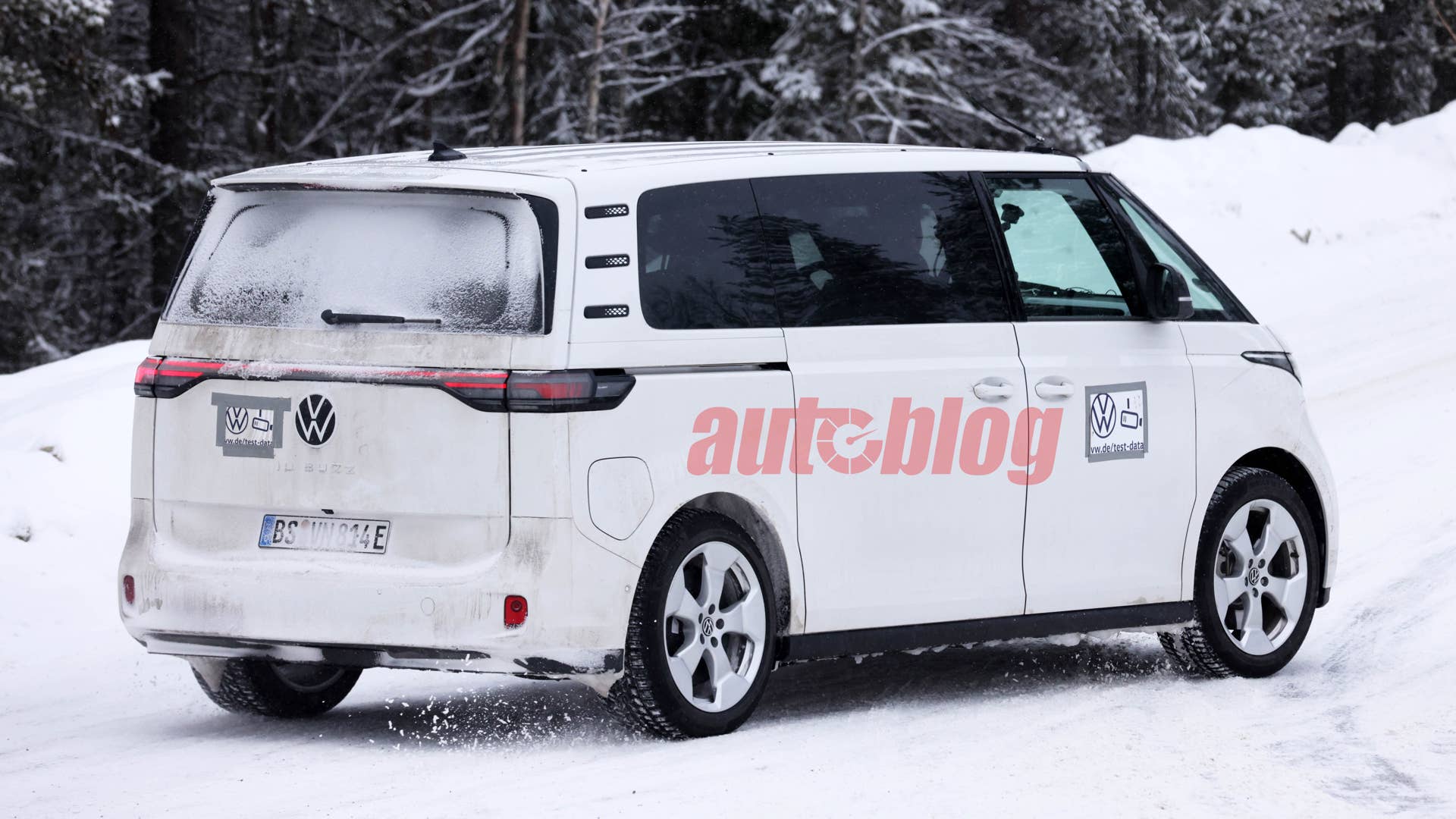 Long-wheelbase VW ID.Buzz caught undisguised in new spy photos - Autoblog