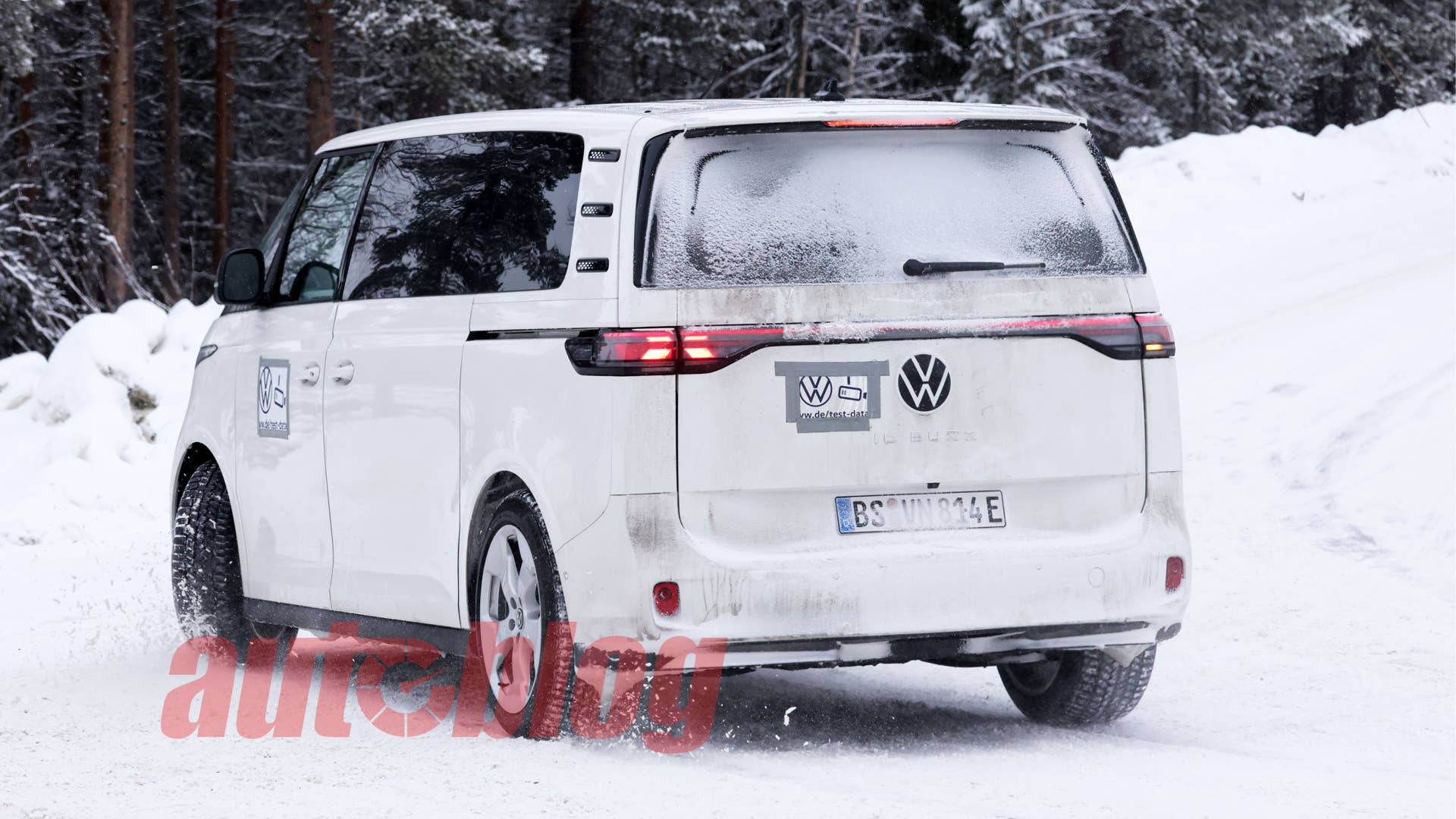 Long-wheelbase VW ID.Buzz caught undisguised in new spy photos - Autoblog
