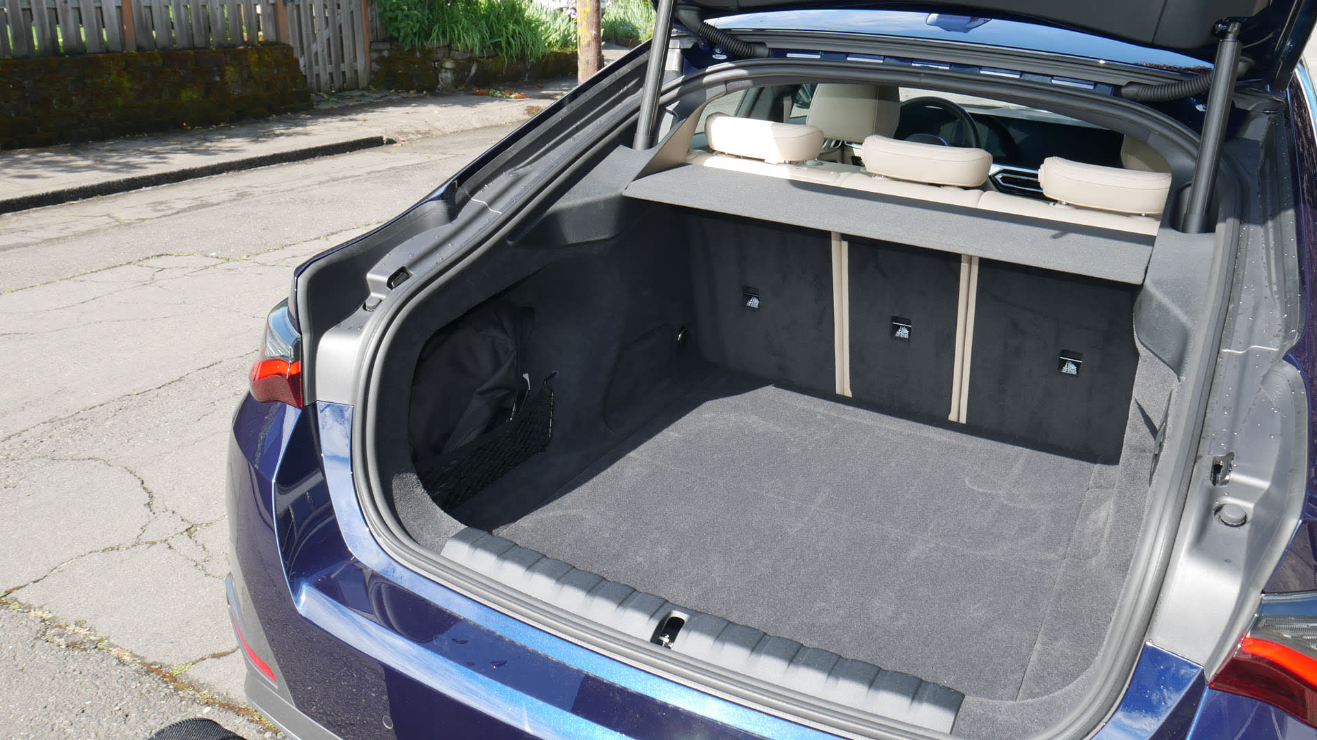 2022 BMW i4 Review | Pleasingly normal, delightfully fast - Autoblog