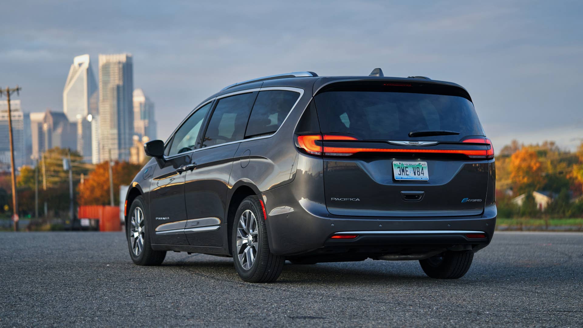 2024 Chrysler Pacifica Review: Plug-In Hybrid is still the one to get ...