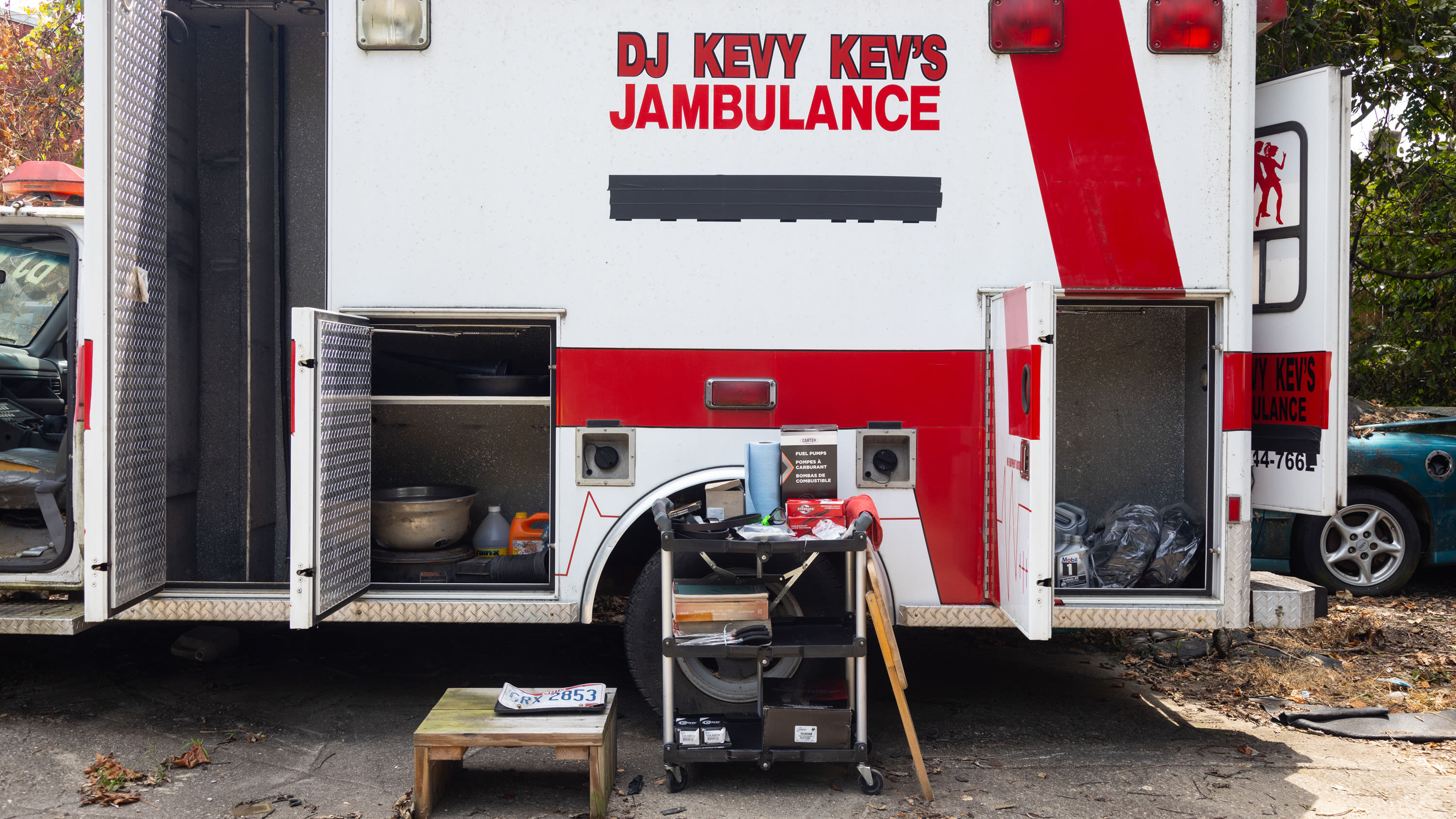 Project Builds #2: The Jambulance, the wasps, and a piece of the Titanic - Autoblog