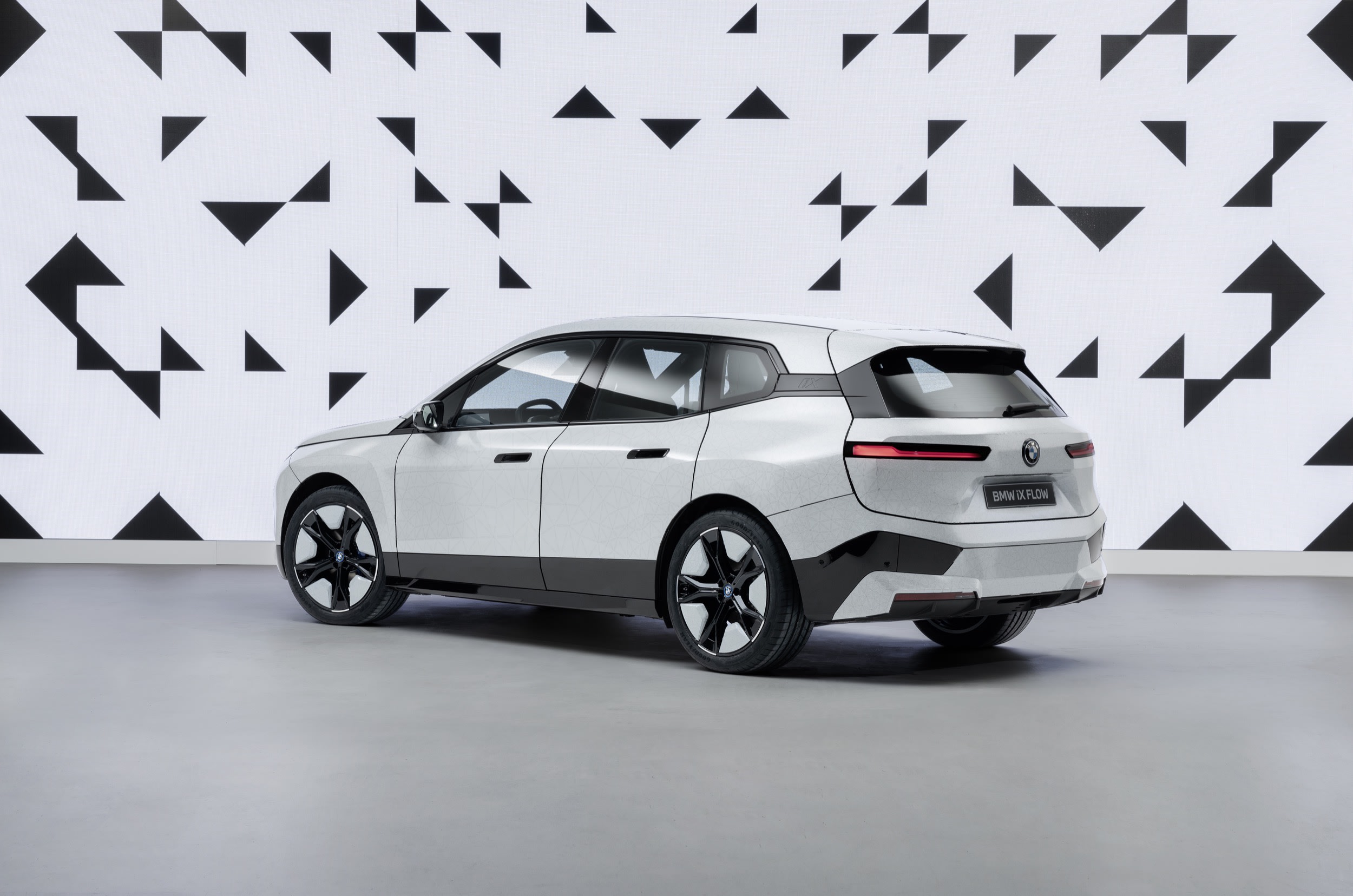 BMW iX Flow is a grayscale-shifting mood ring for the road - Autoblog