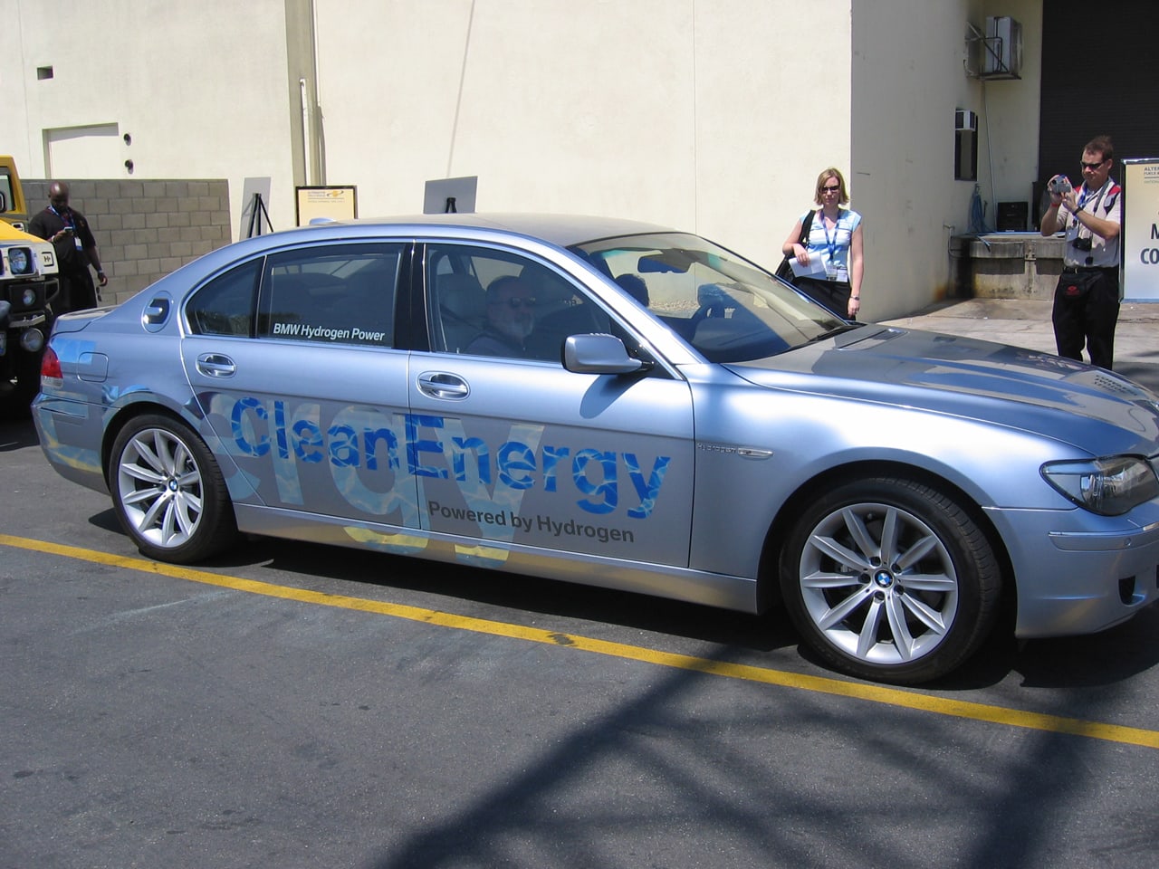 Edward Norton becomes newest BMW Hydrogen 7 driver - Autoblog