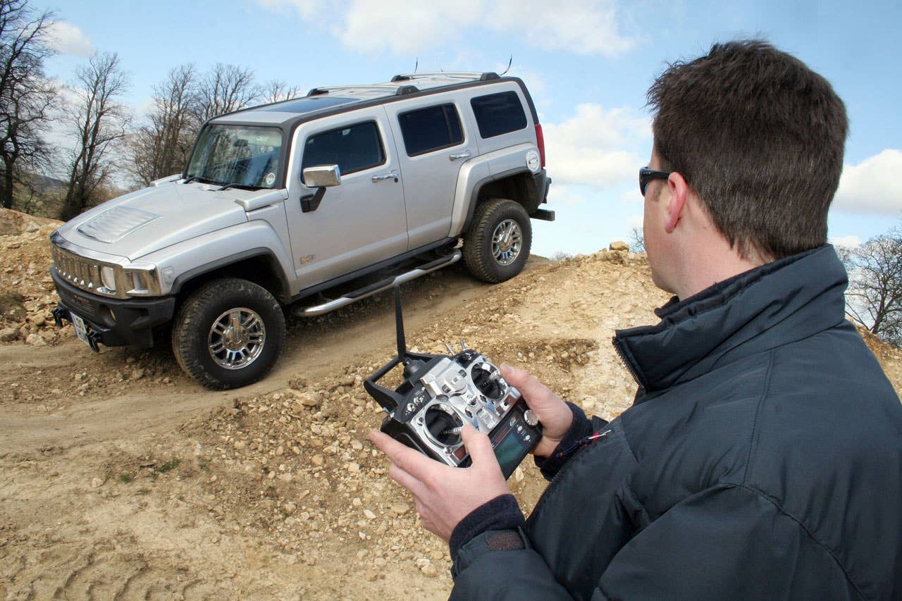 Man creates 1:1 scale remote-controlled HUMMER H3 - Autoblog