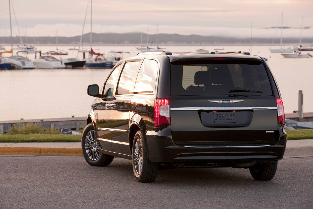 Next-gen Chrysler minivan to see return of all-wheel drive, spawn ...