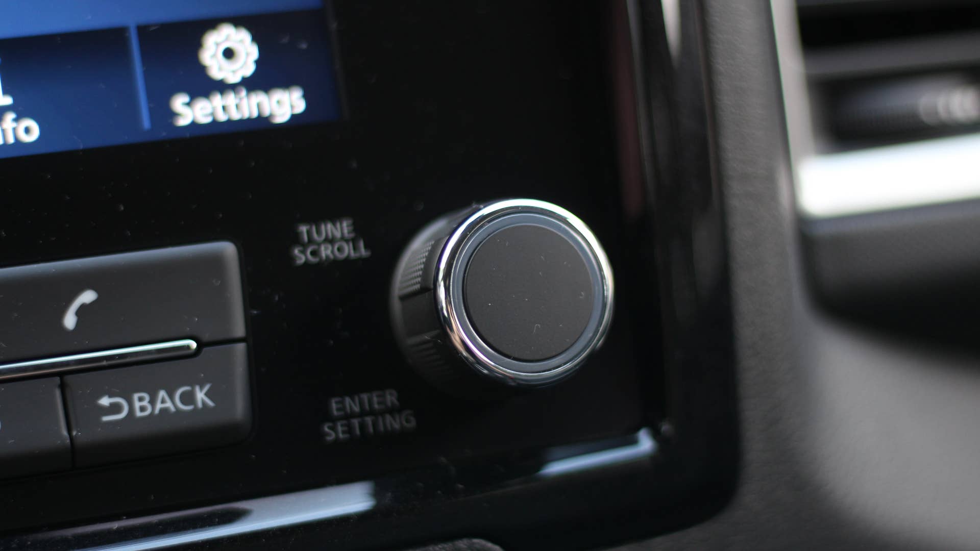 2024 Nissan Frontier Review: The driver's choice in an array of ...