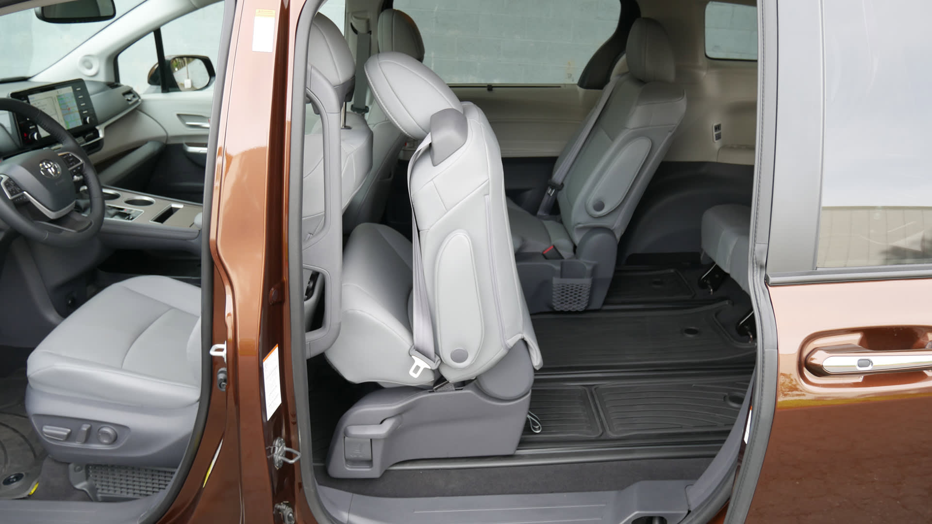 2024 Toyota Sienna Review: Still the high-mpg monster of minivans - Autoblog