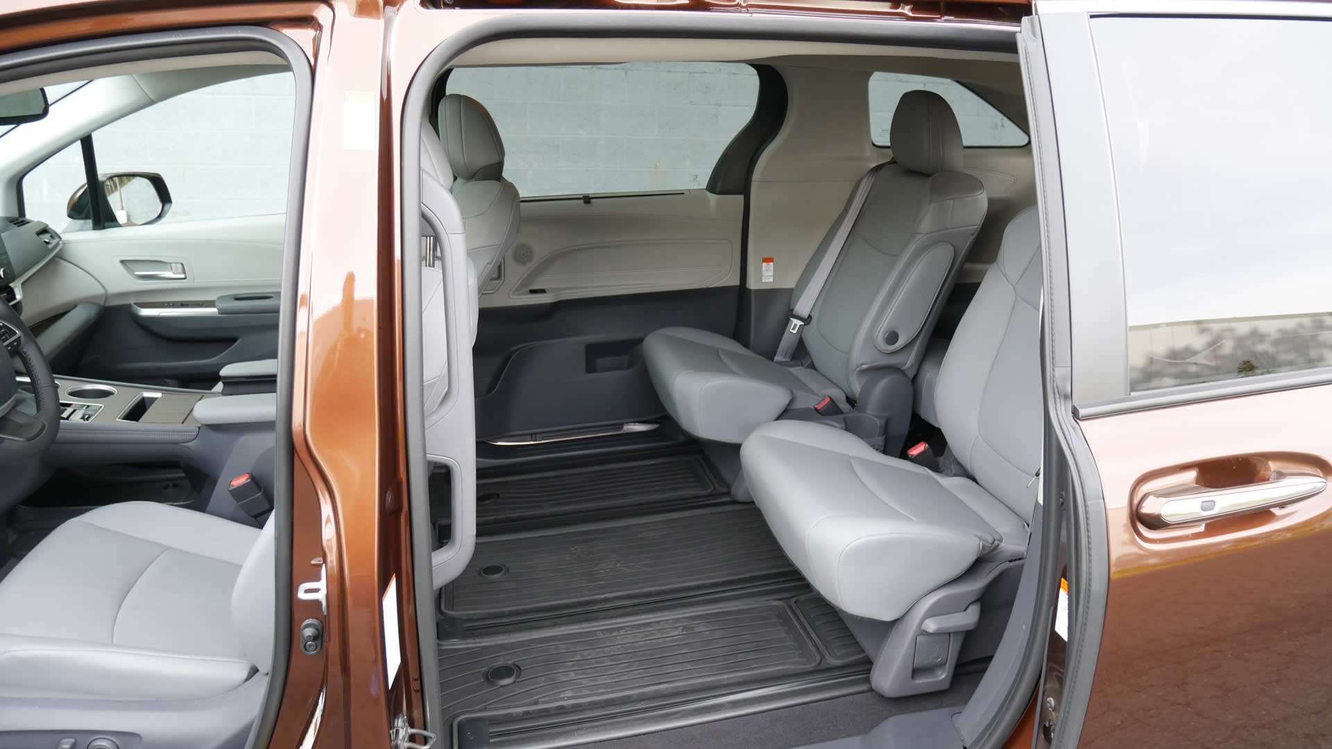 2024 Toyota Sienna Review: Still the high-mpg monster of minivans ...