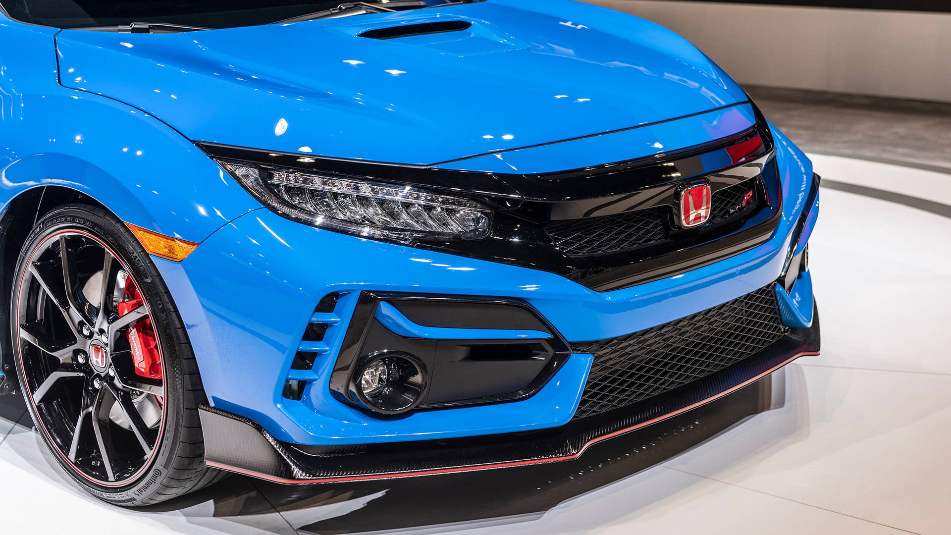The 2020 Honda Civic Type R drops the fake vents up front, still wildly ...