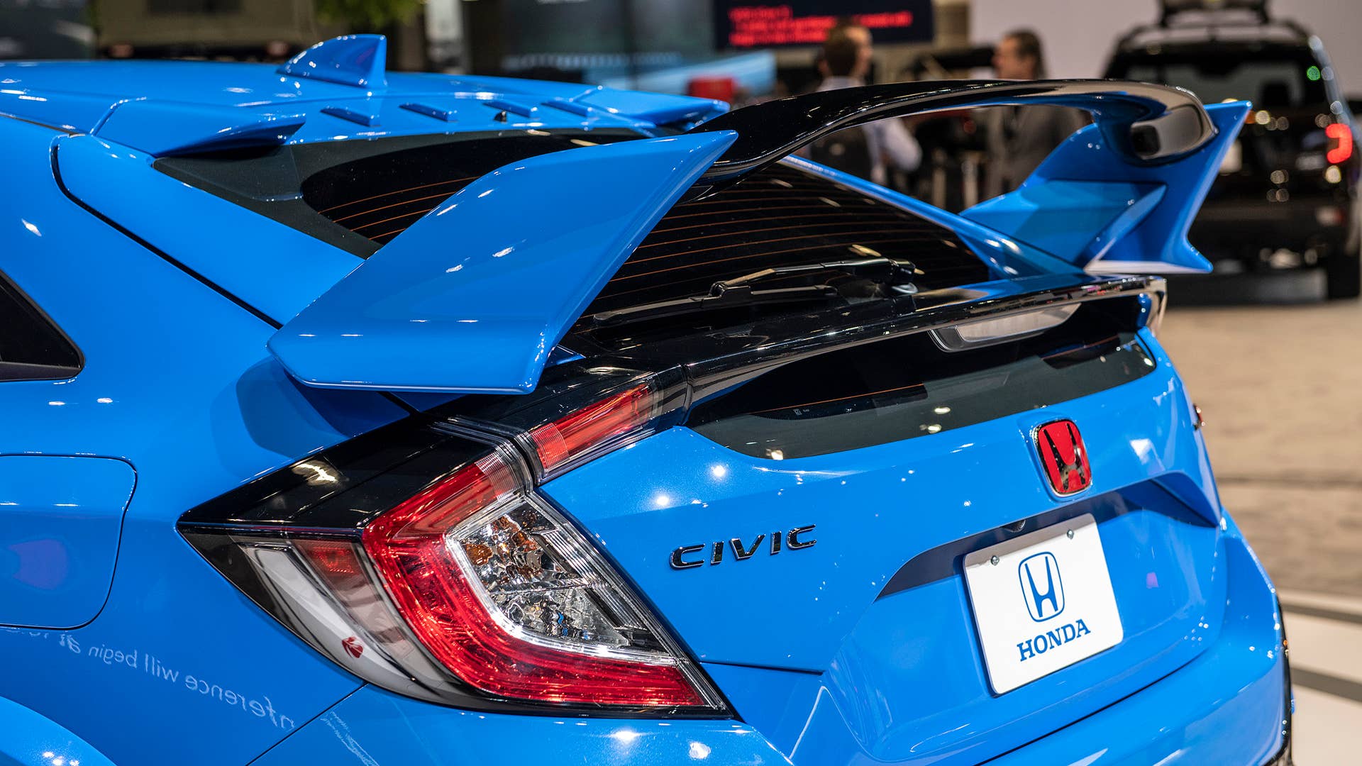 The 2020 Honda Civic Type R drops the fake vents up front, still wildly ...