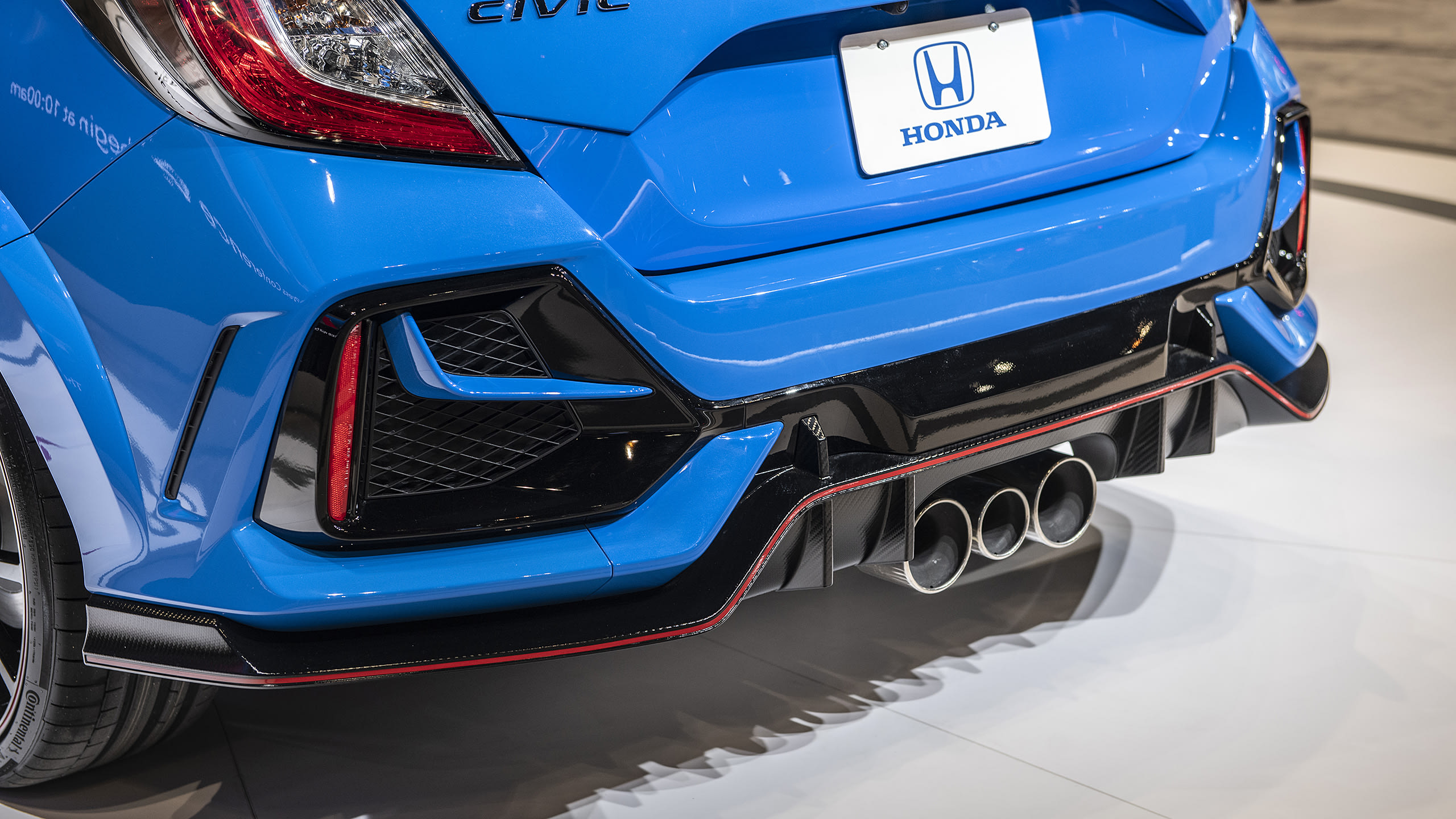 The 2020 Honda Civic Type R drops the fake vents up front, still wildly ...