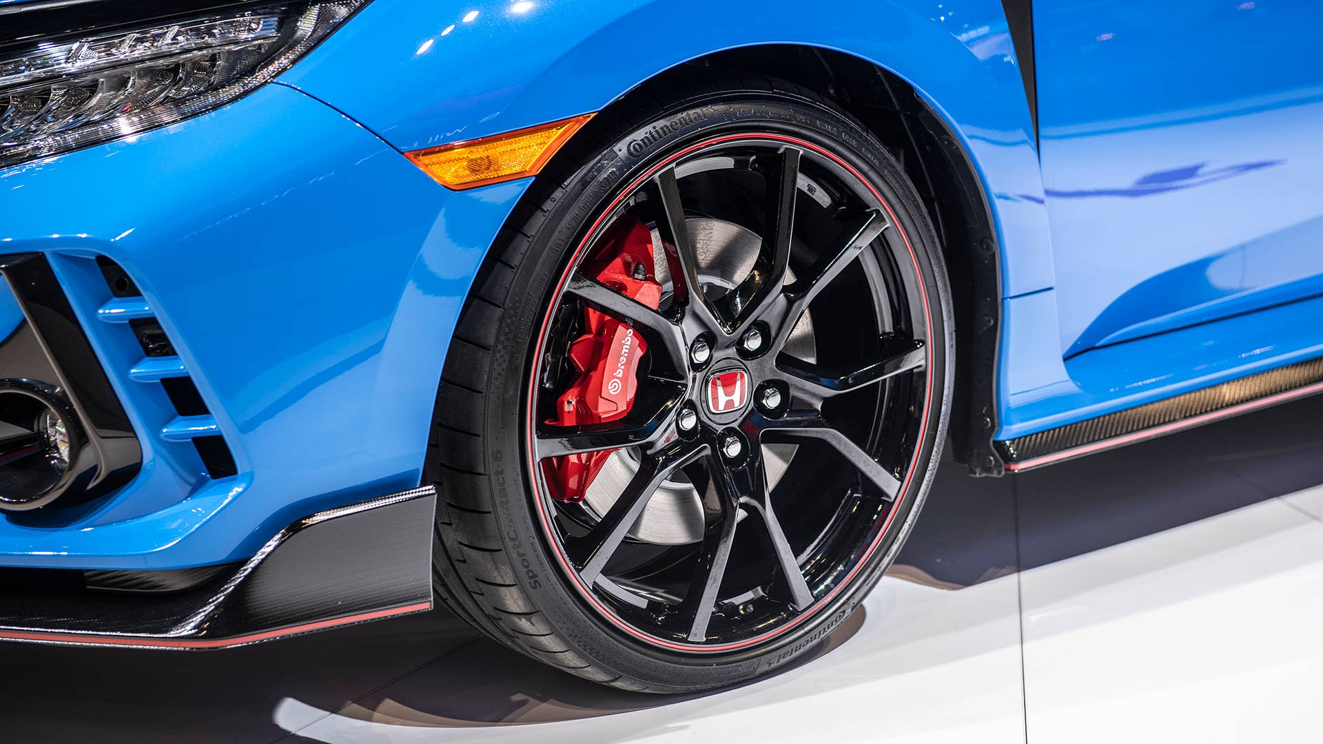The 2020 Honda Civic Type R drops the fake vents up front, still wildly ...