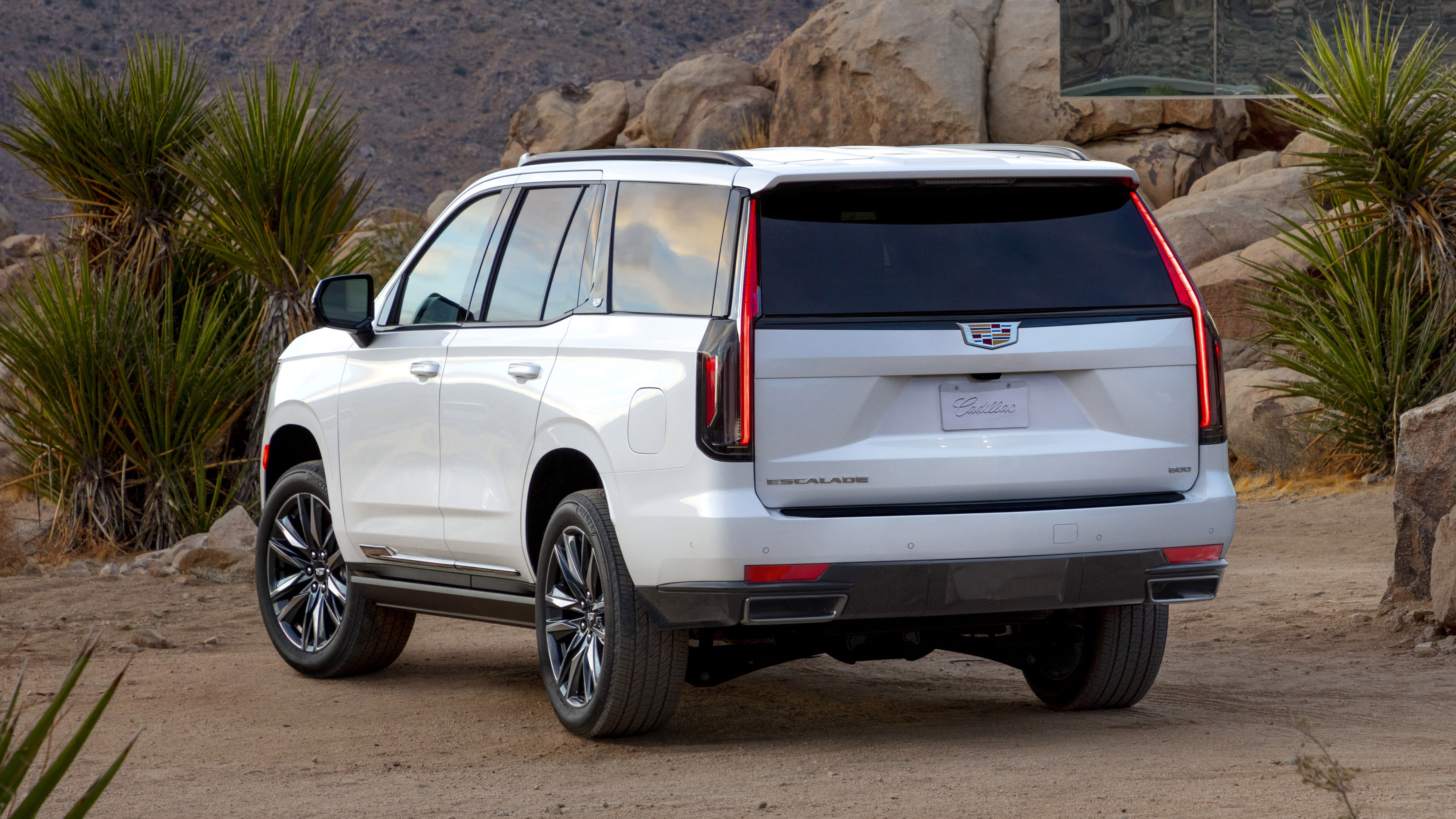 2022 Cadillac Escalade makes small changes across lineup - Autoblog