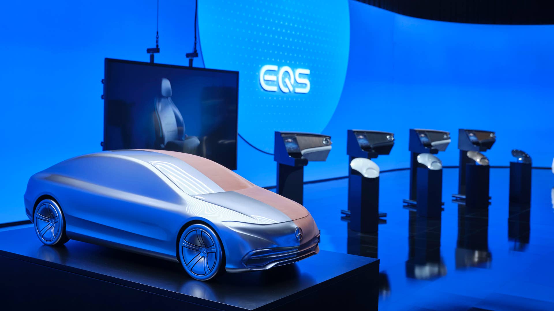 Mercedes-Benz EQS Interior Deep Dive | Screens, sounds and scents ...