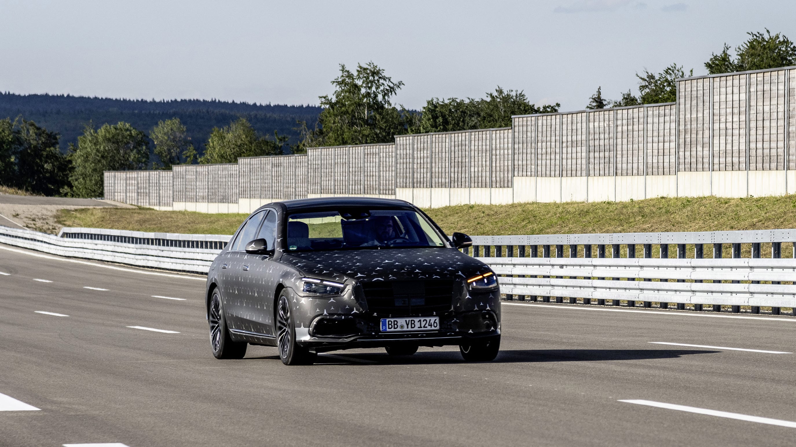 2021 Mercedes-Benz S-Class gets rear-axle steering and trick new airbag ...