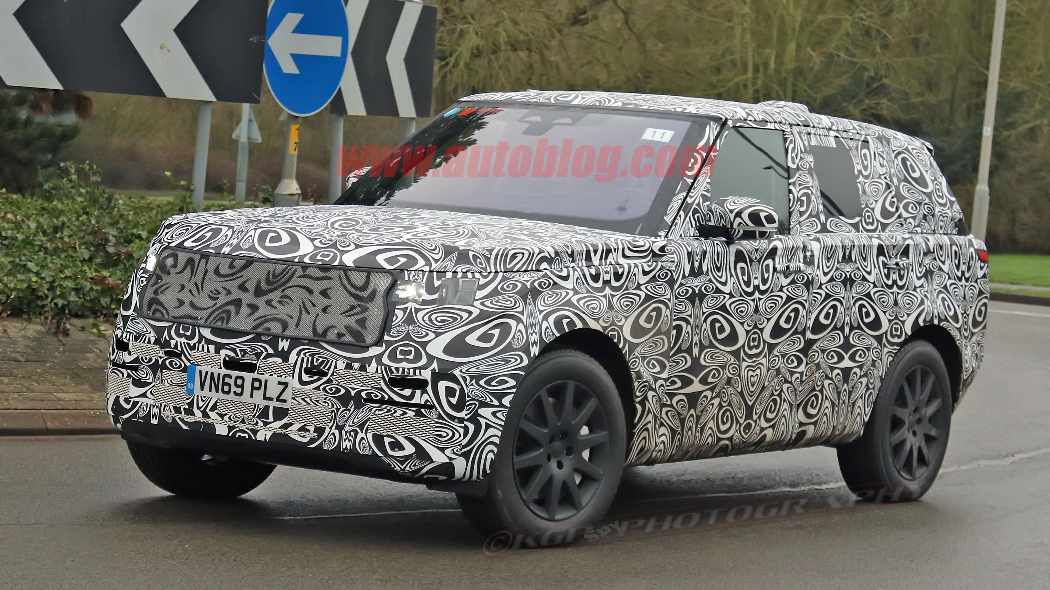 Next-gen Range Rover Sport spied for the first time with a familiar ...