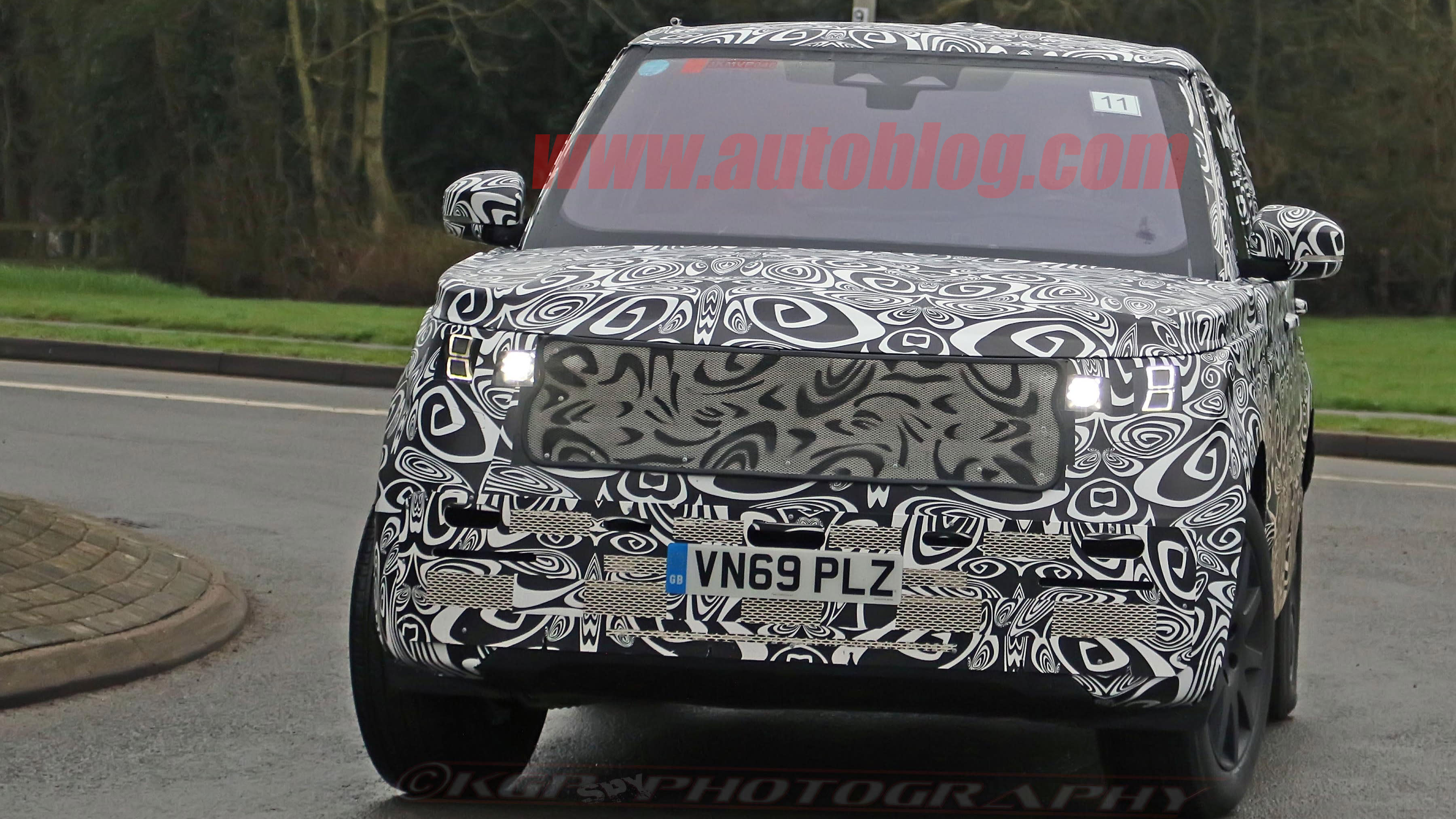 Next-gen Range Rover Sport spied for the first time with a familiar ...