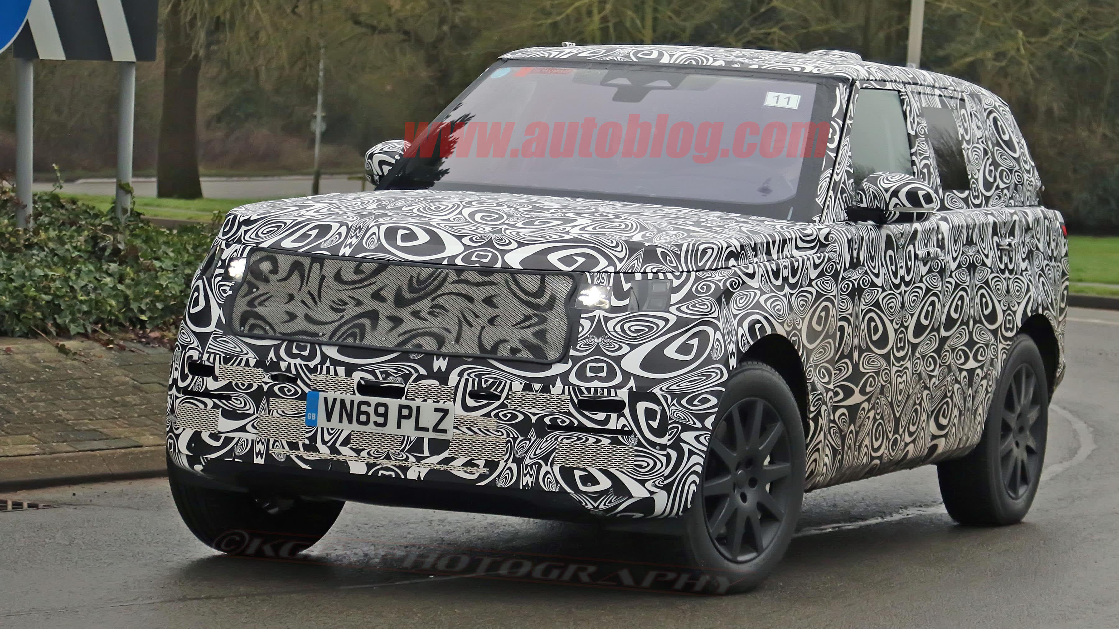 Next-gen Range Rover Sport spied for the first time with a familiar ...