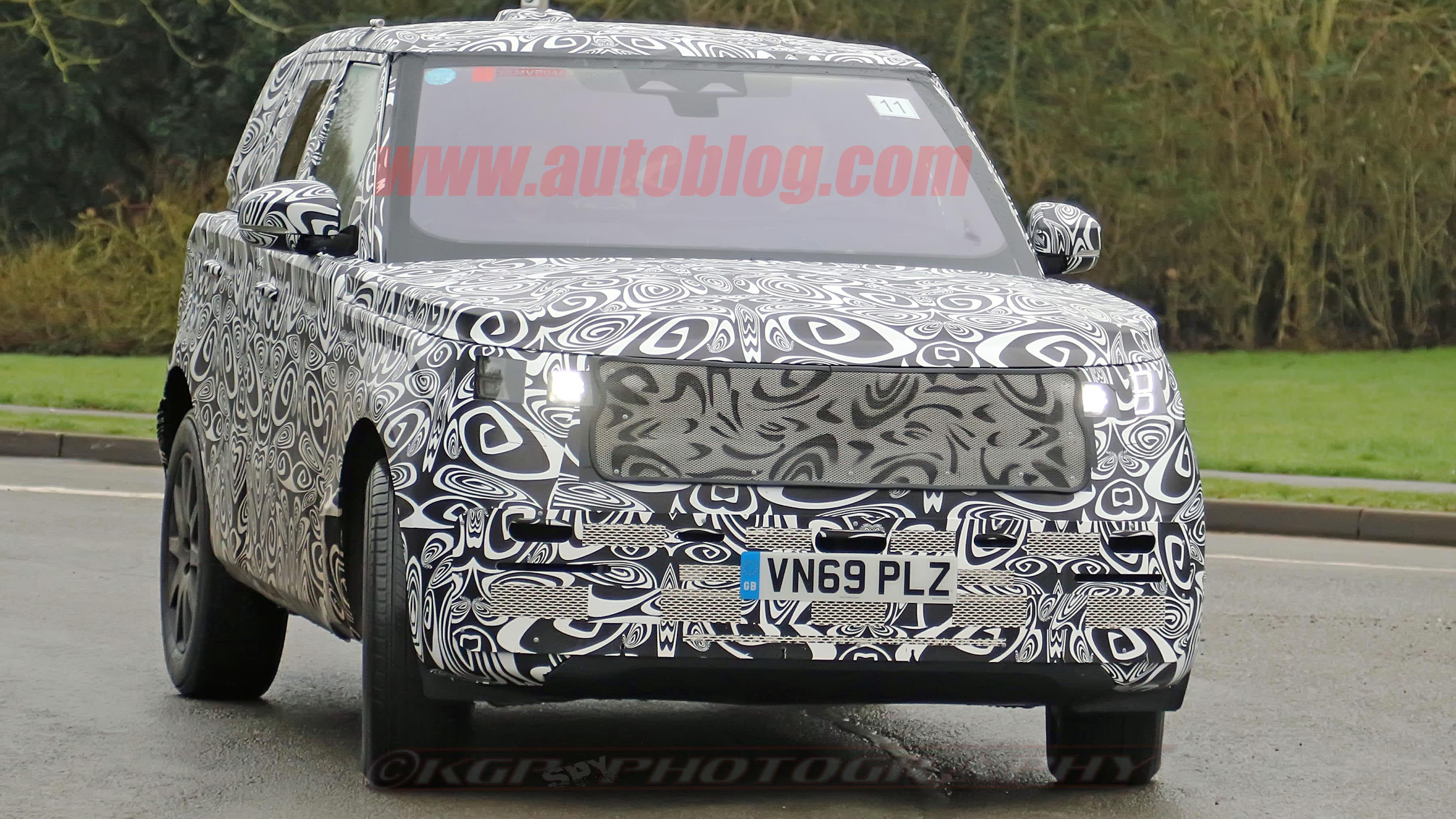Next-gen Range Rover Sport spied for the first time with a familiar ...