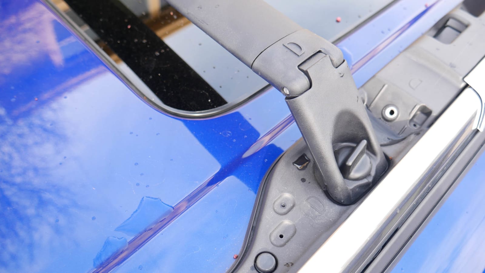 The Chrysler Pacifica has clever 'Stow 'n Place' roof rack crossbars ...