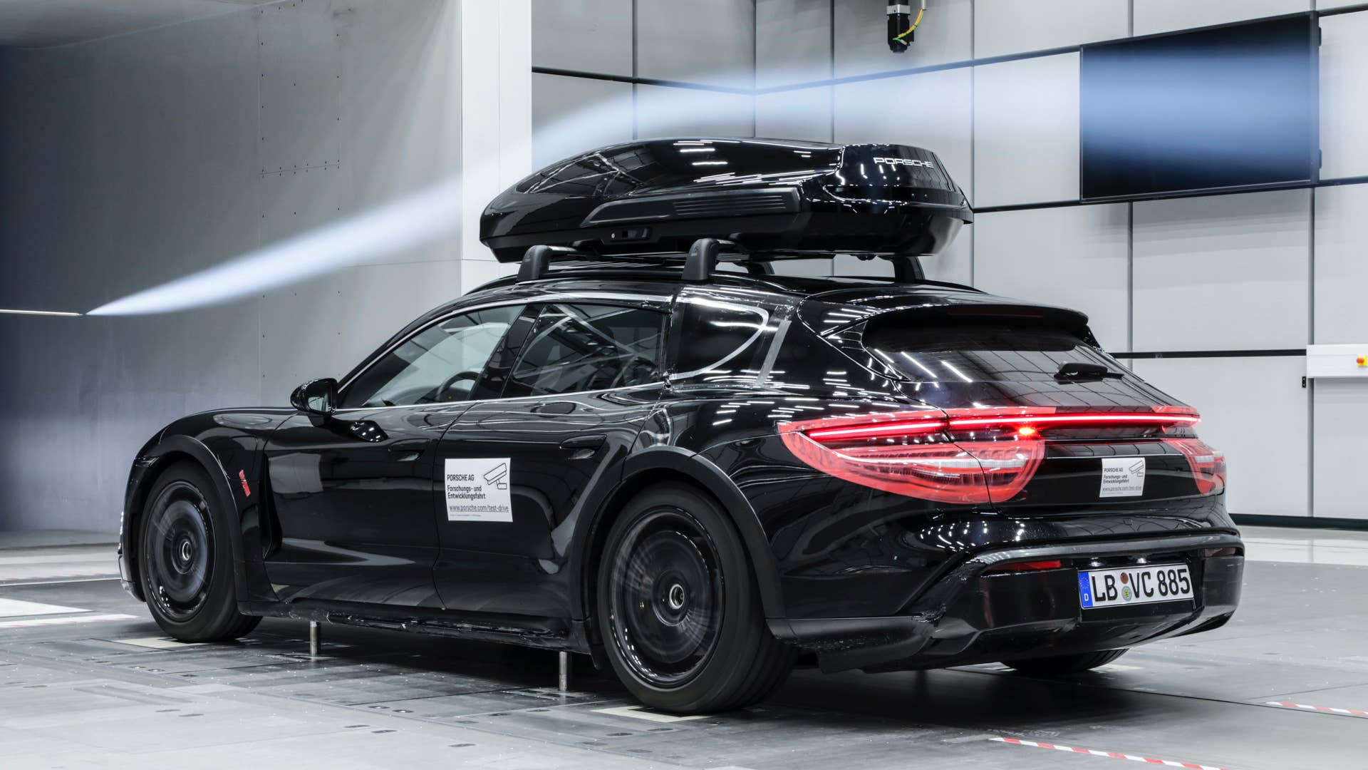 Porsche develops a Performance roof box, good for speeds up to 124 mph ...