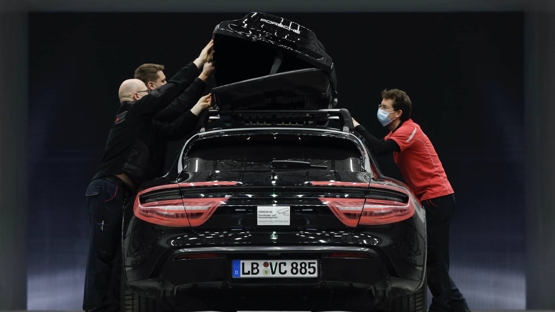 Porsche develops a Performance roof box, good for speeds up to 124 mph ...
