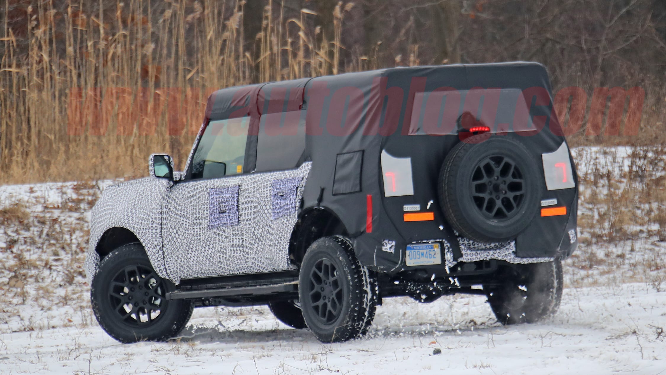 2021 Ford Bronco spy shots reveal its boxy, Jeep-like body - Autoblog