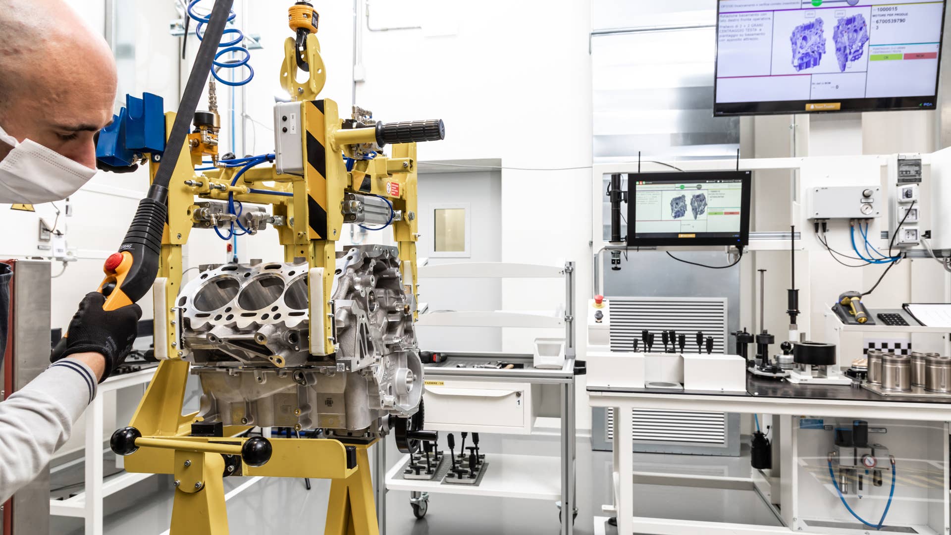 The Maserati MC20's new Nettuno V6 is a high-tech showpiece - Autoblog