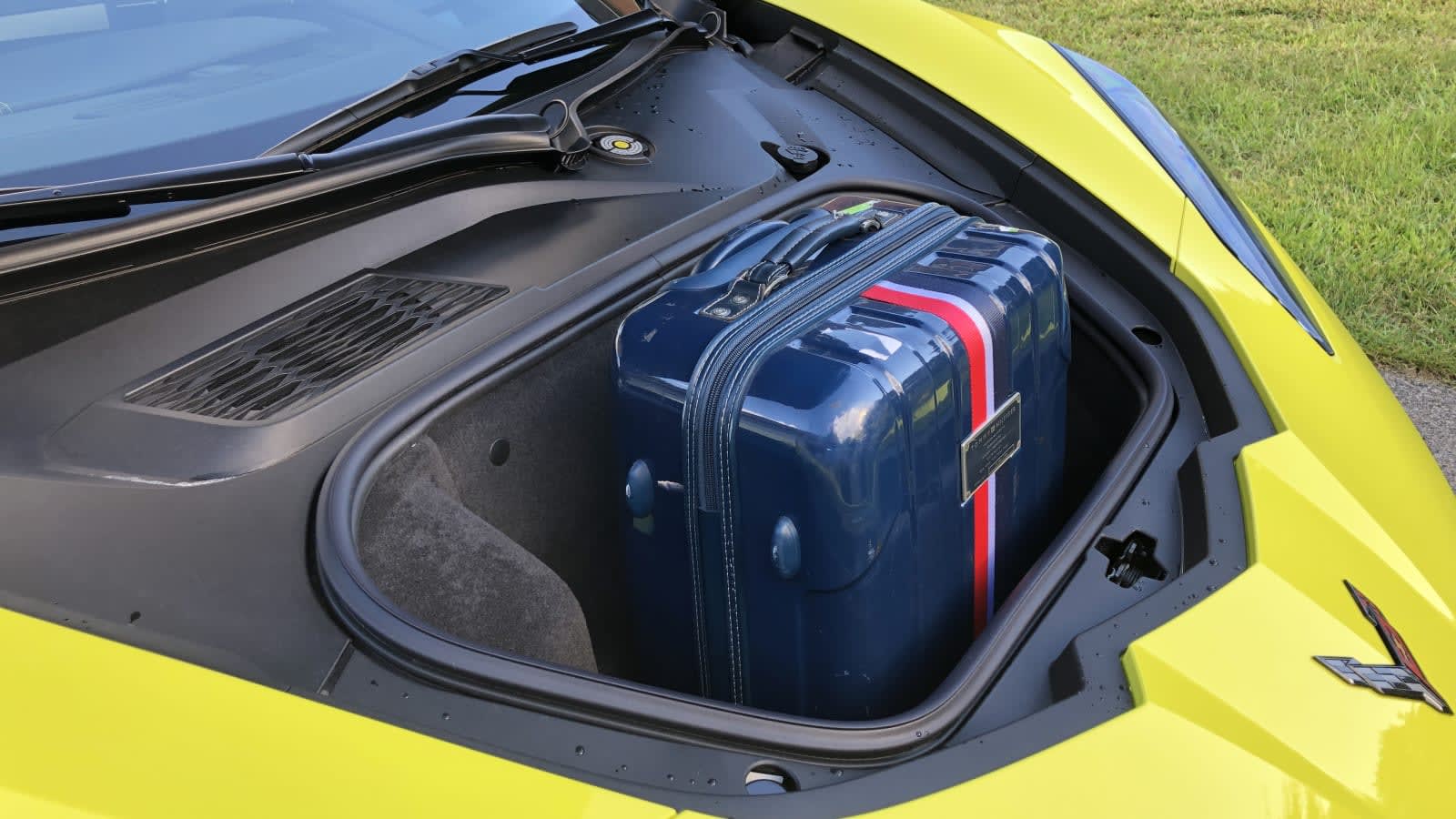 2020 Chevrolet Corvette Luggage Test | What can't the C8 do? - Autoblog