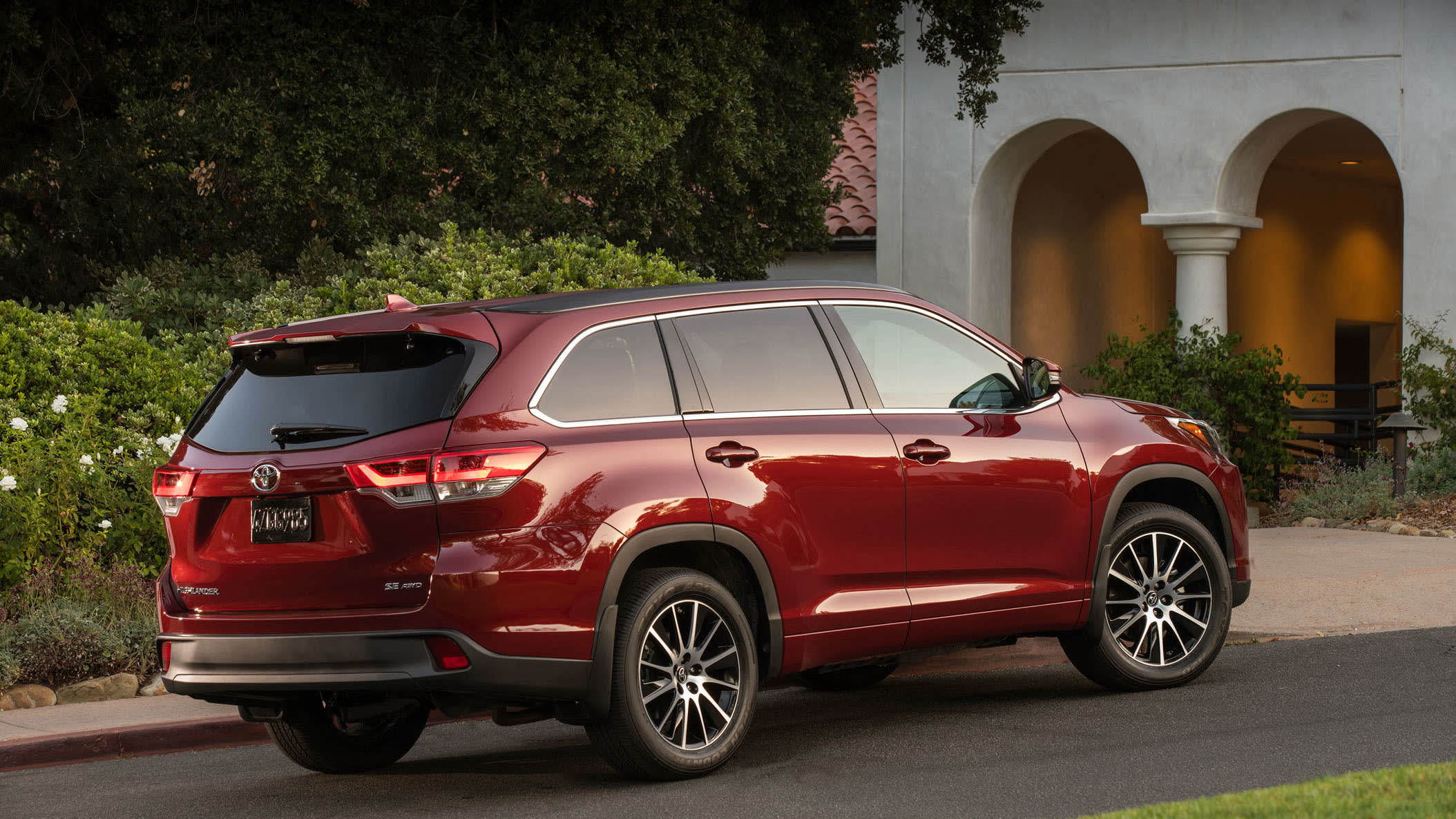 2018 Toyota Highlander Buying Guide | A popular 3-row crossover ...