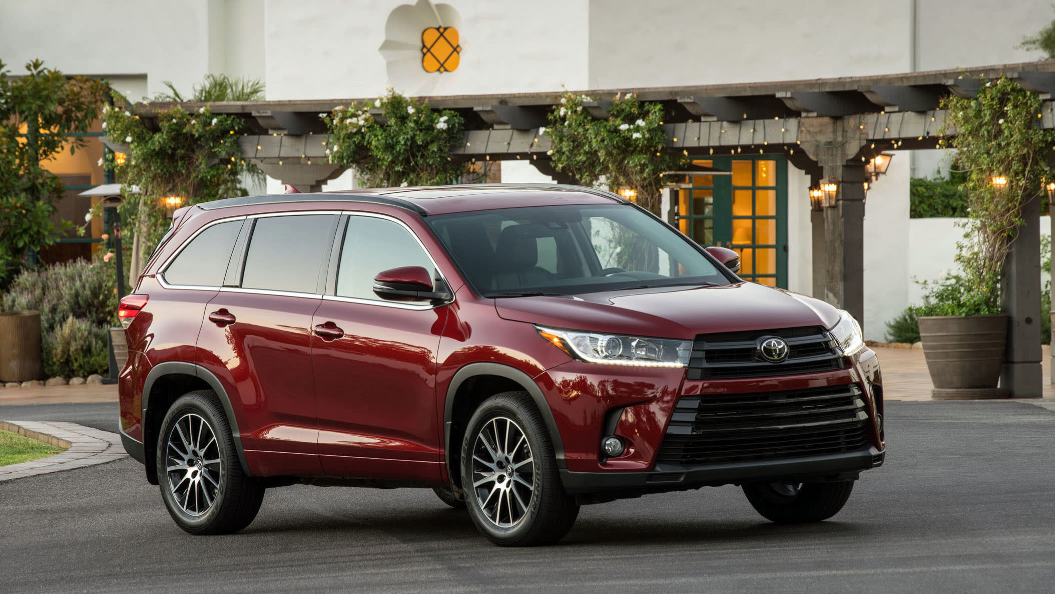 2018 Toyota Highlander Buying Guide | A popular 3-row crossover ...