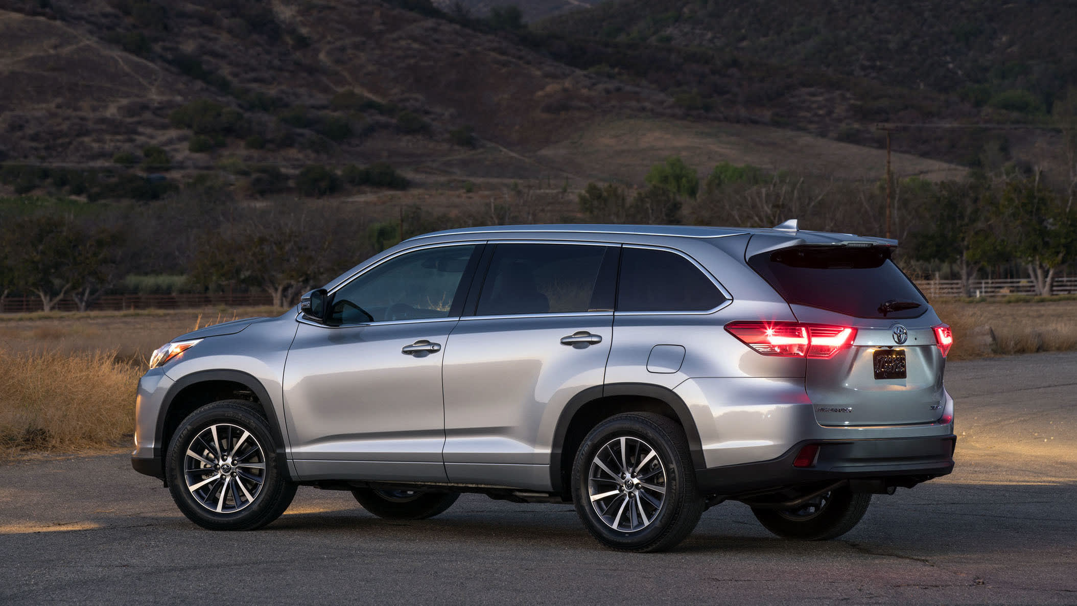 2018 Toyota Highlander Buying Guide | A popular 3-row crossover ...